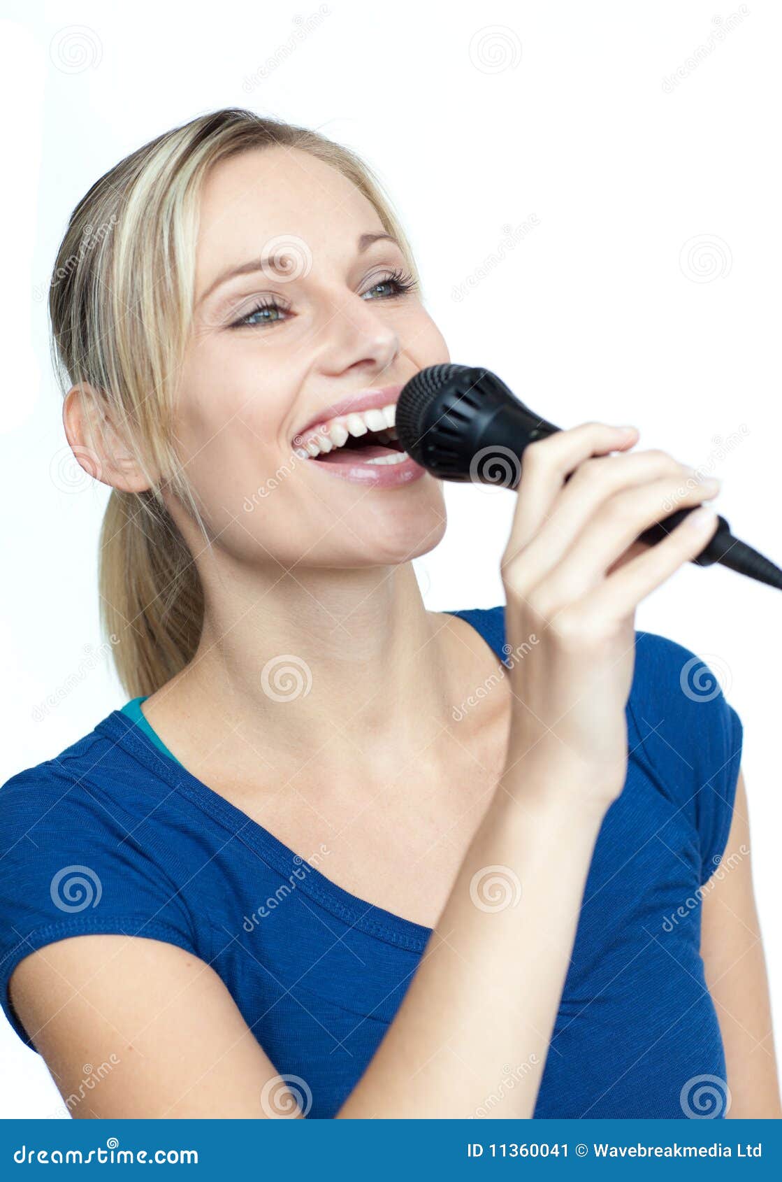 Mujer Que Canta En Un Micrófono Imagen de archivo - Imagen de adulto ...