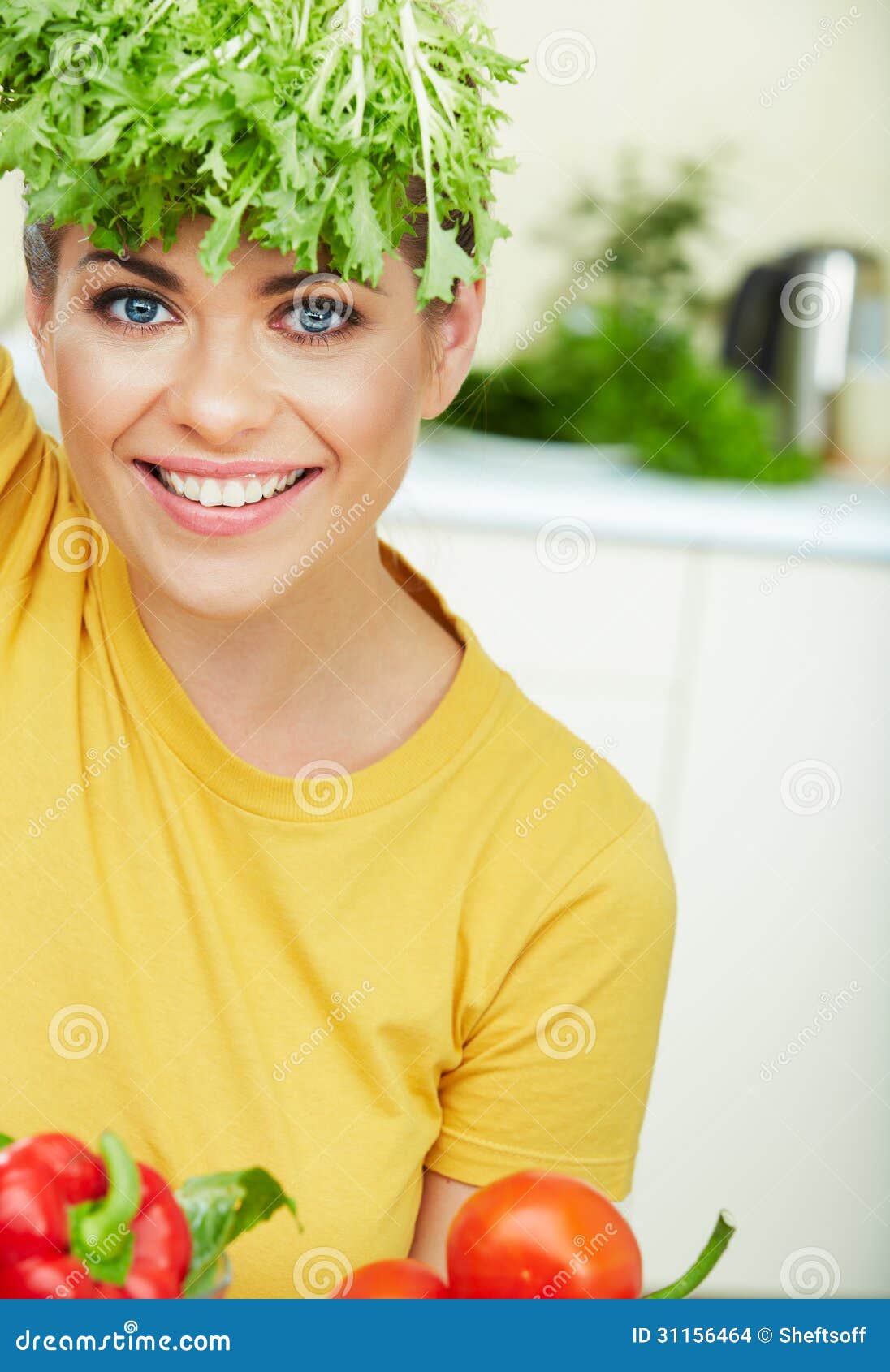 Mujer Que Cocina La Comida Sana Foto de archivo - Imagen de cena ...