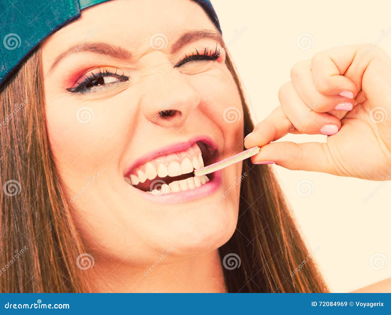 Mujer que come el chicle imagen de archivo. Imagen de dental - 72084969