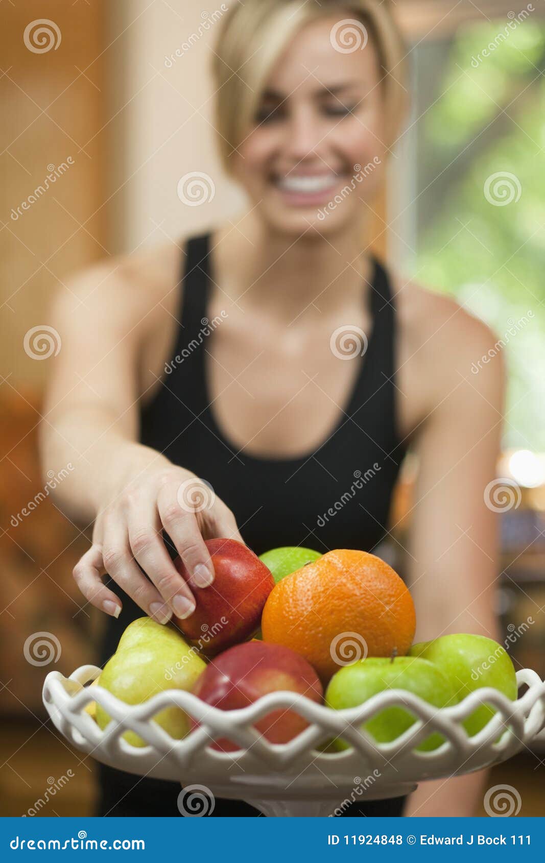 Mujer que come la fruta foto de archivo. Imagen de manzana - 11924848