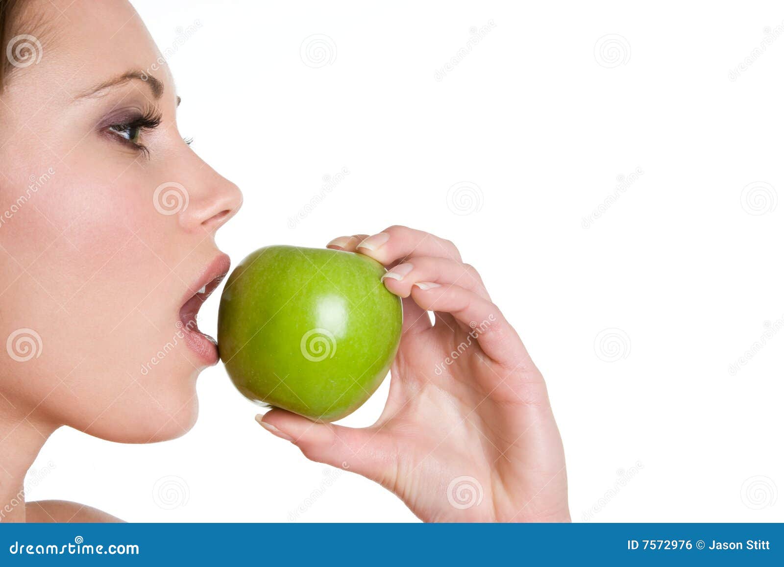 Mujer que come la fruta foto de archivo. Imagen de mano - 7572976