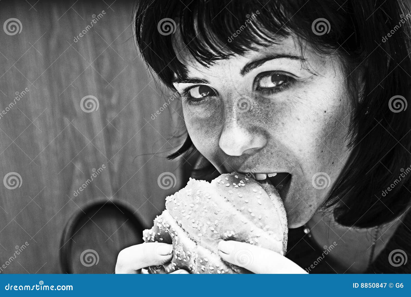 Mujer Que Come La Hamburguesa Imagen de archivo - Imagen de comer ...