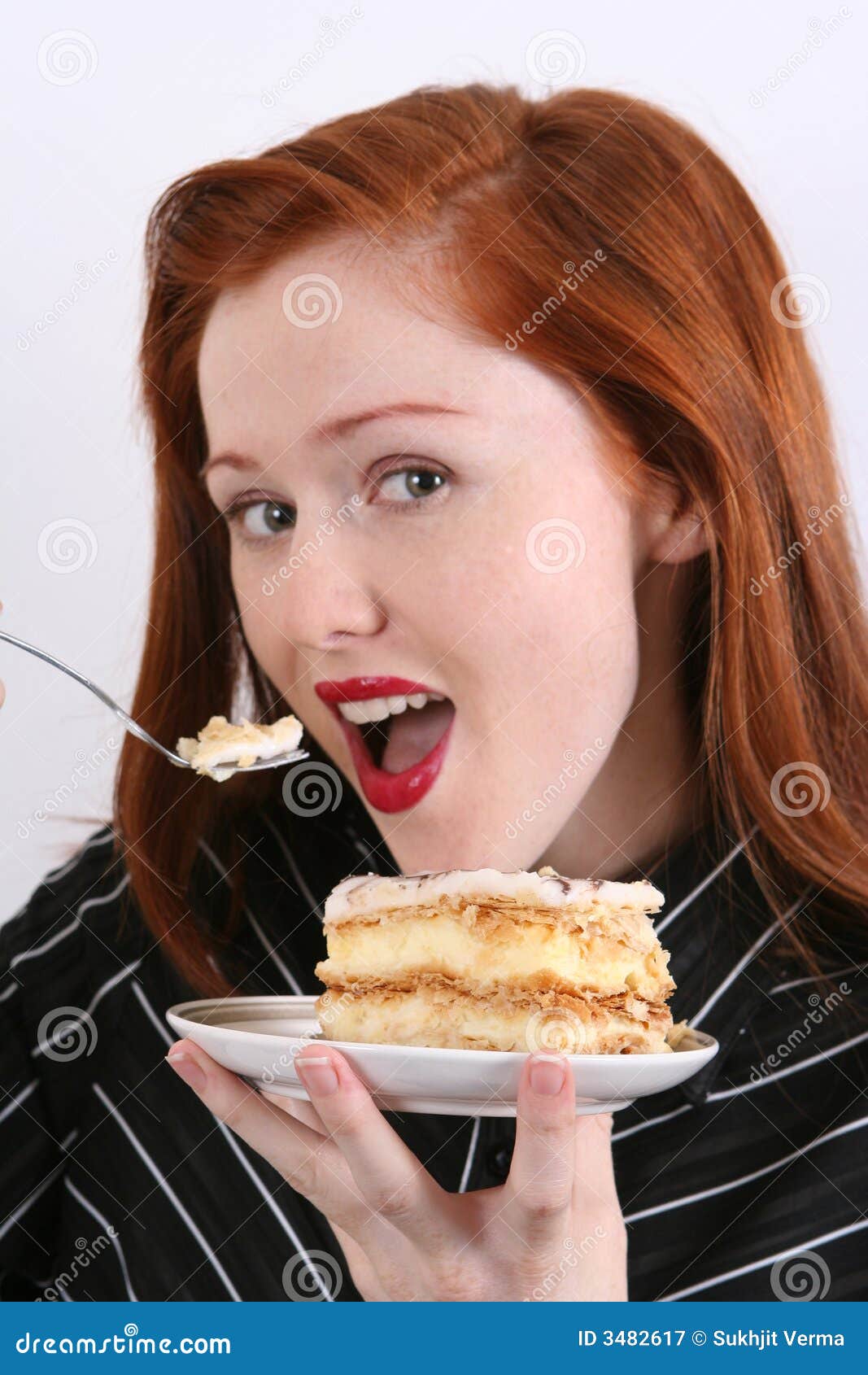 Mujer que come la torta imagen de archivo. Imagen de capa - 3482617