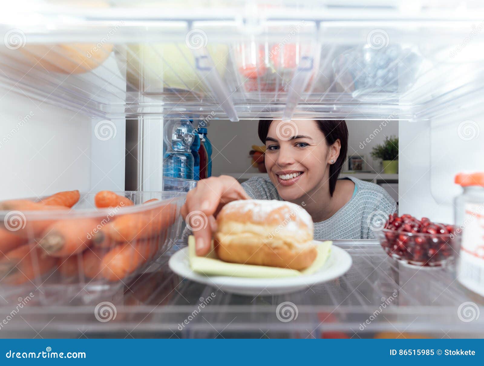 Mujer Que Come Un Bocado Malsano Imagen de archivo - Imagen de casero ...