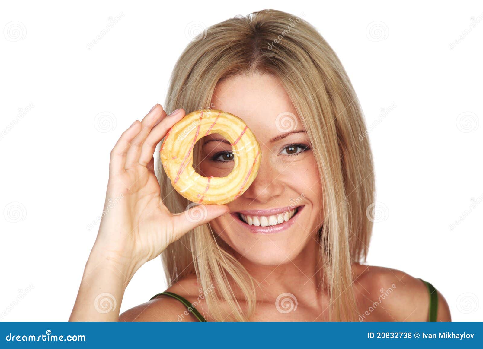 Mujer que come una torta foto de archivo. Imagen de encanto - 20832738