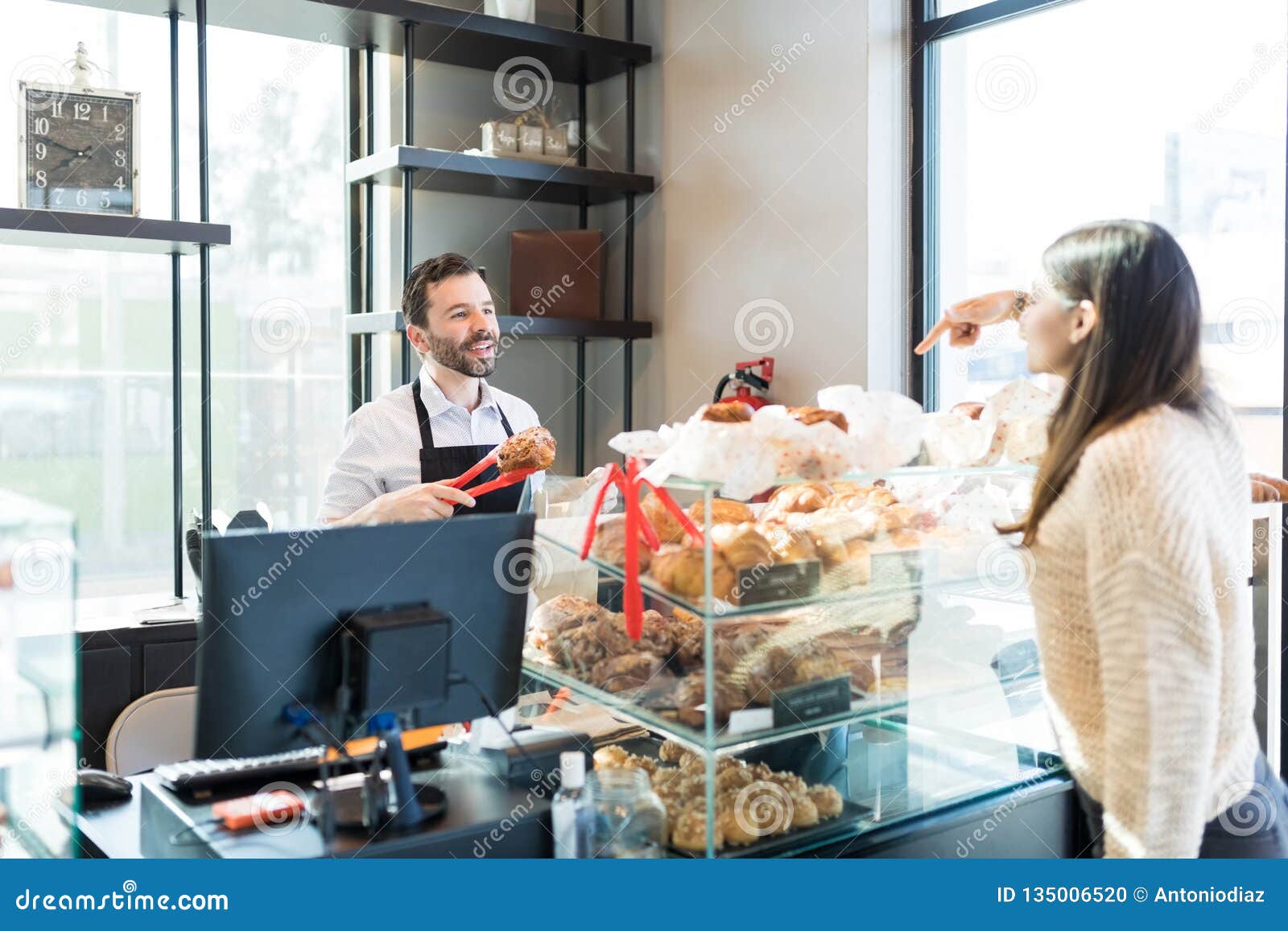 Mujer Que Compra Pan Recientemente Cocido Del Panadero Foto de archivo ...