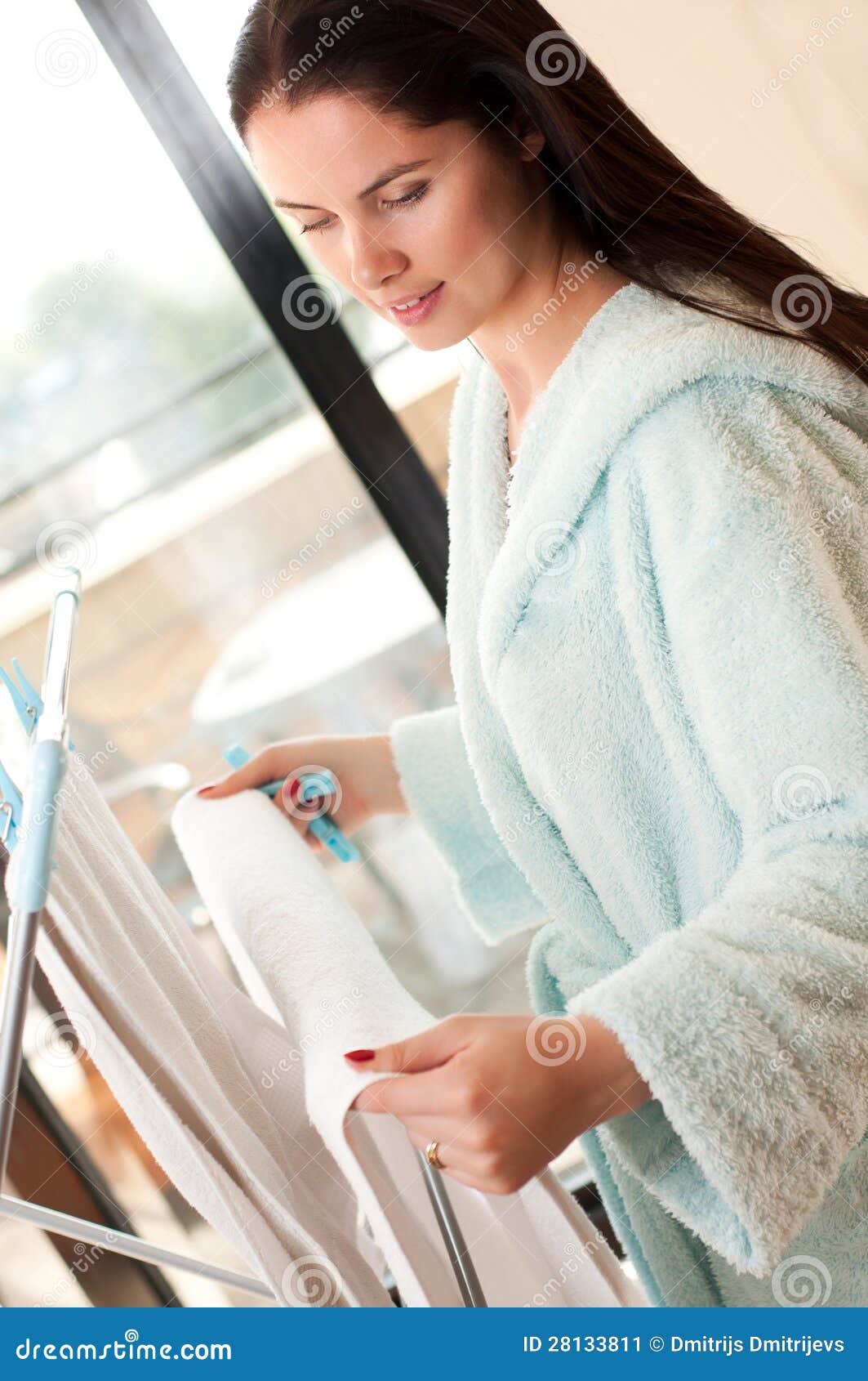 Mujer Que Cuelga La Ropa Recientemente Lavada Imagen de archivo ...