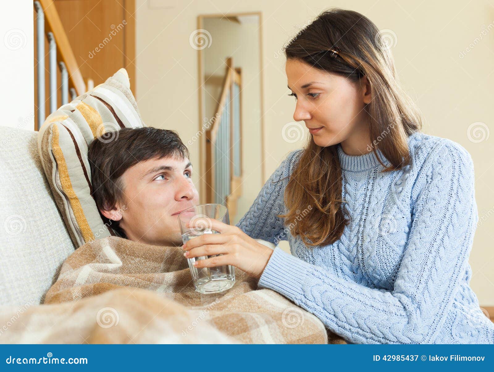 Mujer Que Cuida Para El Hombre Enfermo Foto de archivo - Imagen: 42985437