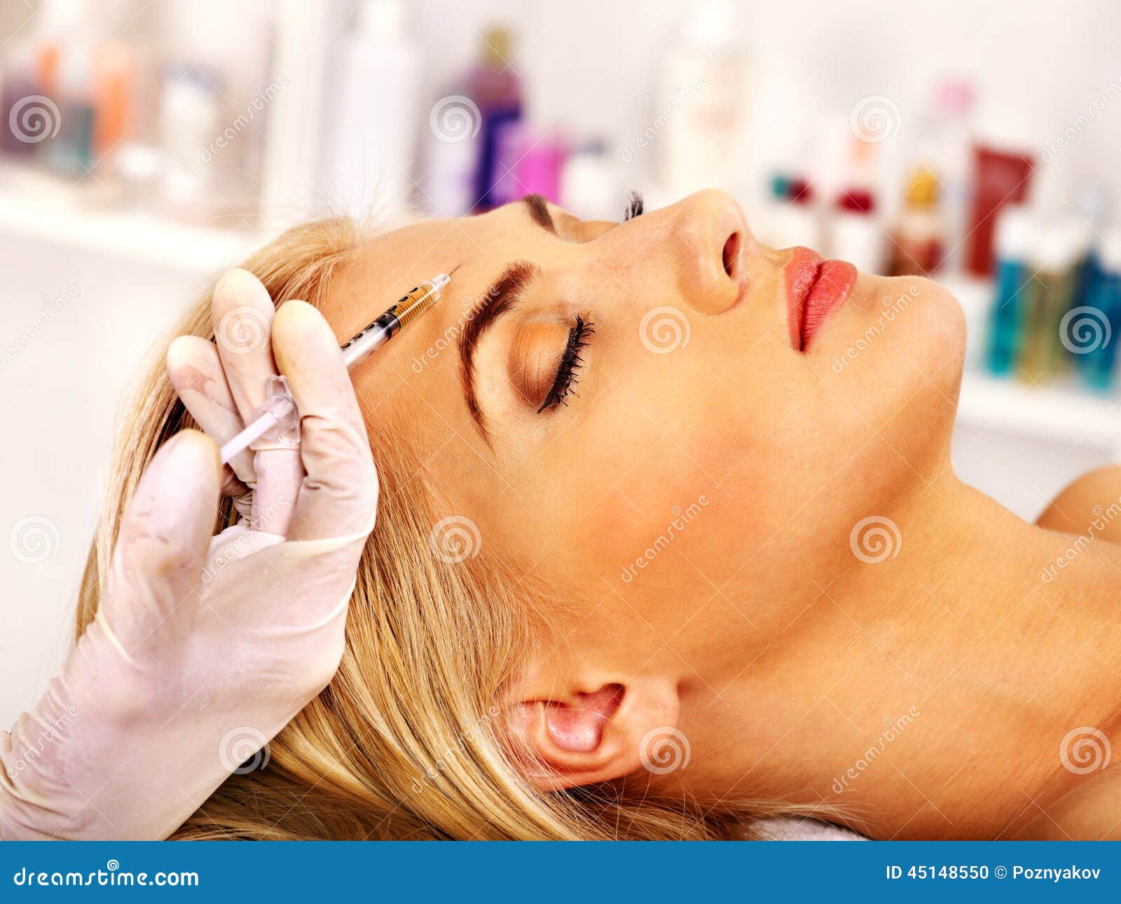 Mujer Que Da Inyecciones Del Botox Foto de archivo - Imagen de facial ...