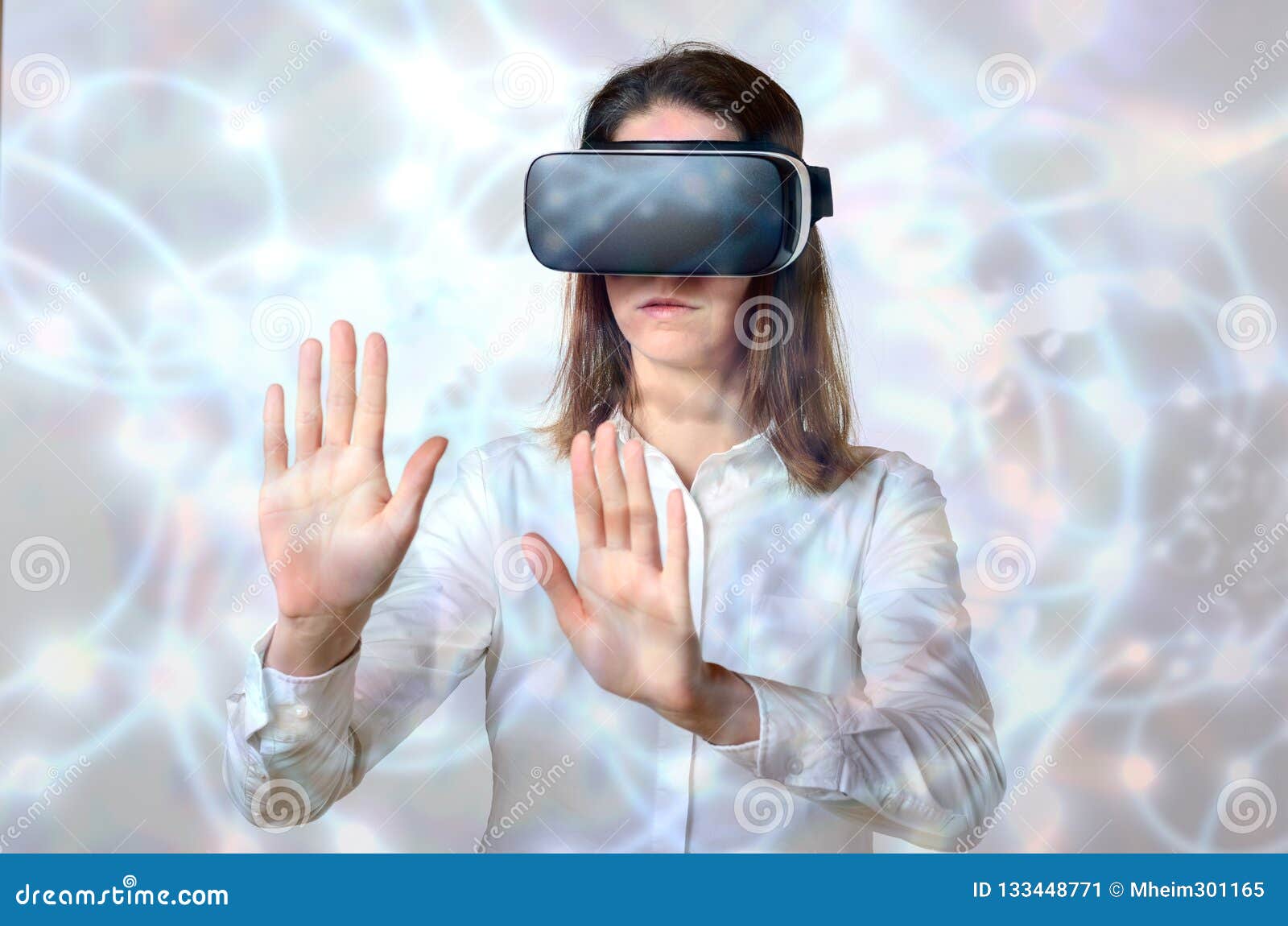 Mujer Que Da Palos De Ciego Objetos En Realidad Virtual Imagen de ...