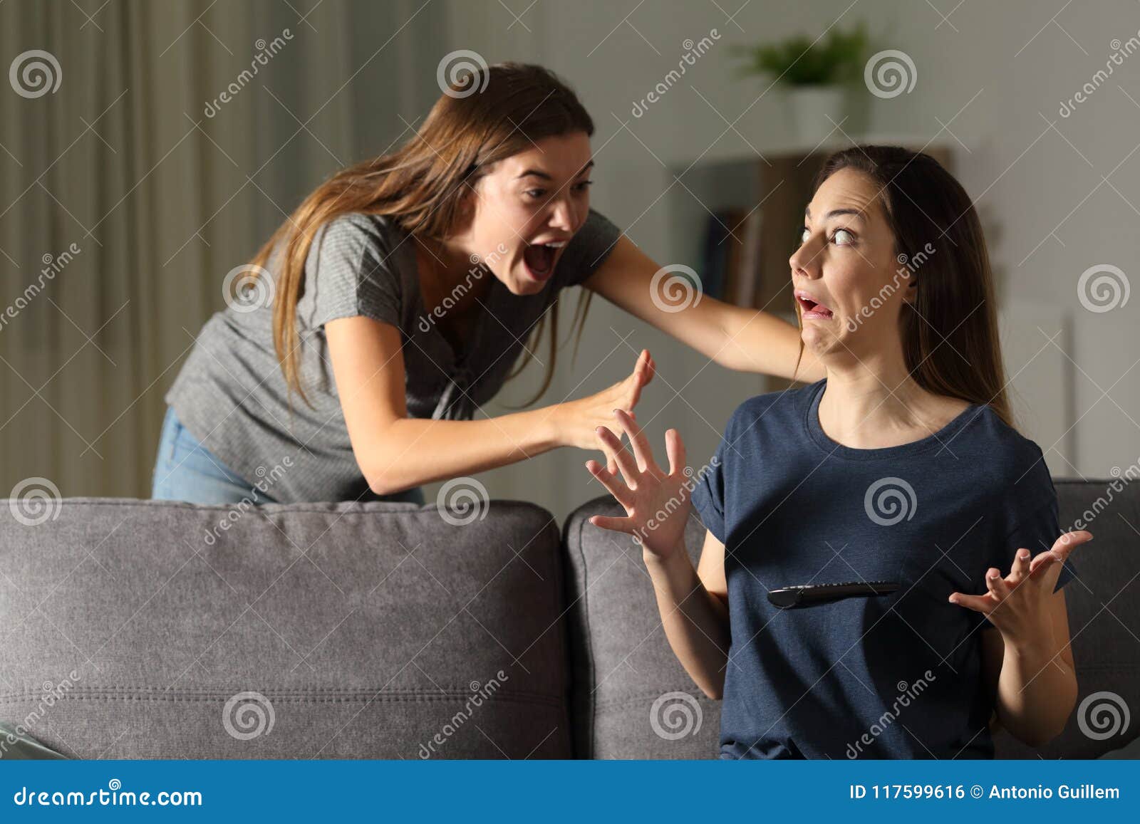 Mujer Que Da Un Susto a Un Amigo Foto de archivo - Imagen de asuste ...