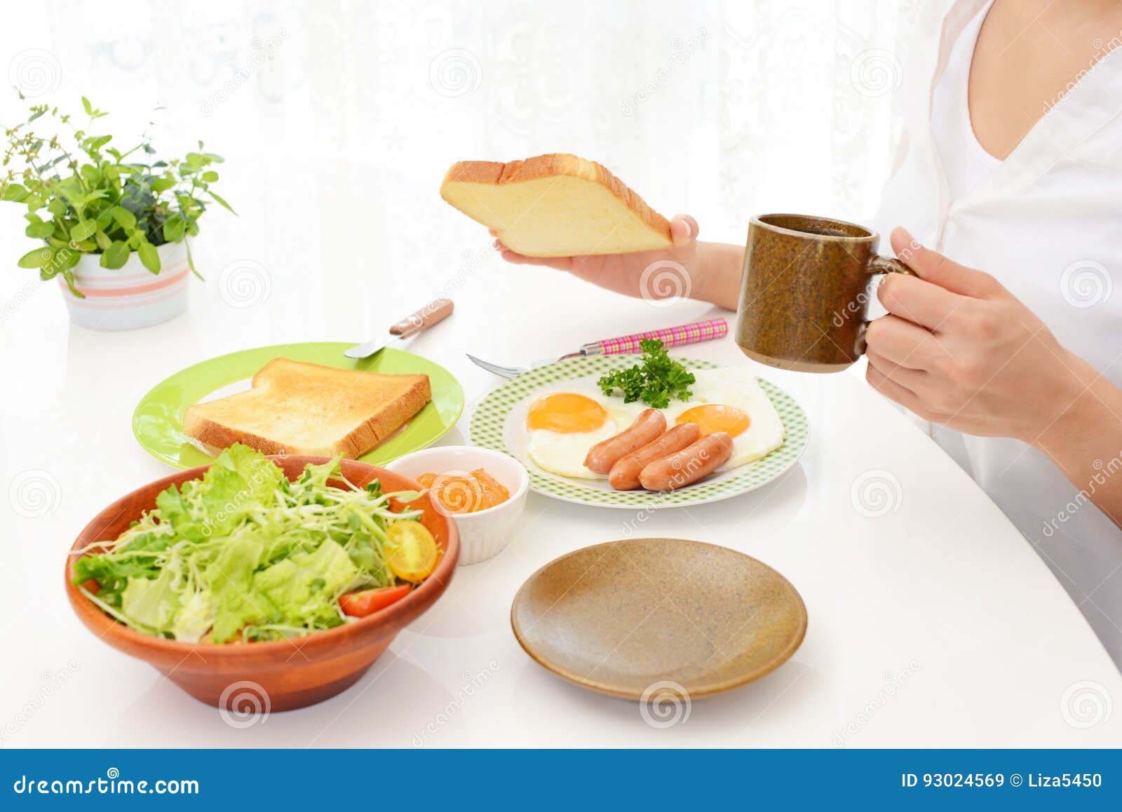 Mujer que desayuna imagen de archivo. Imagen de sano - 93024569