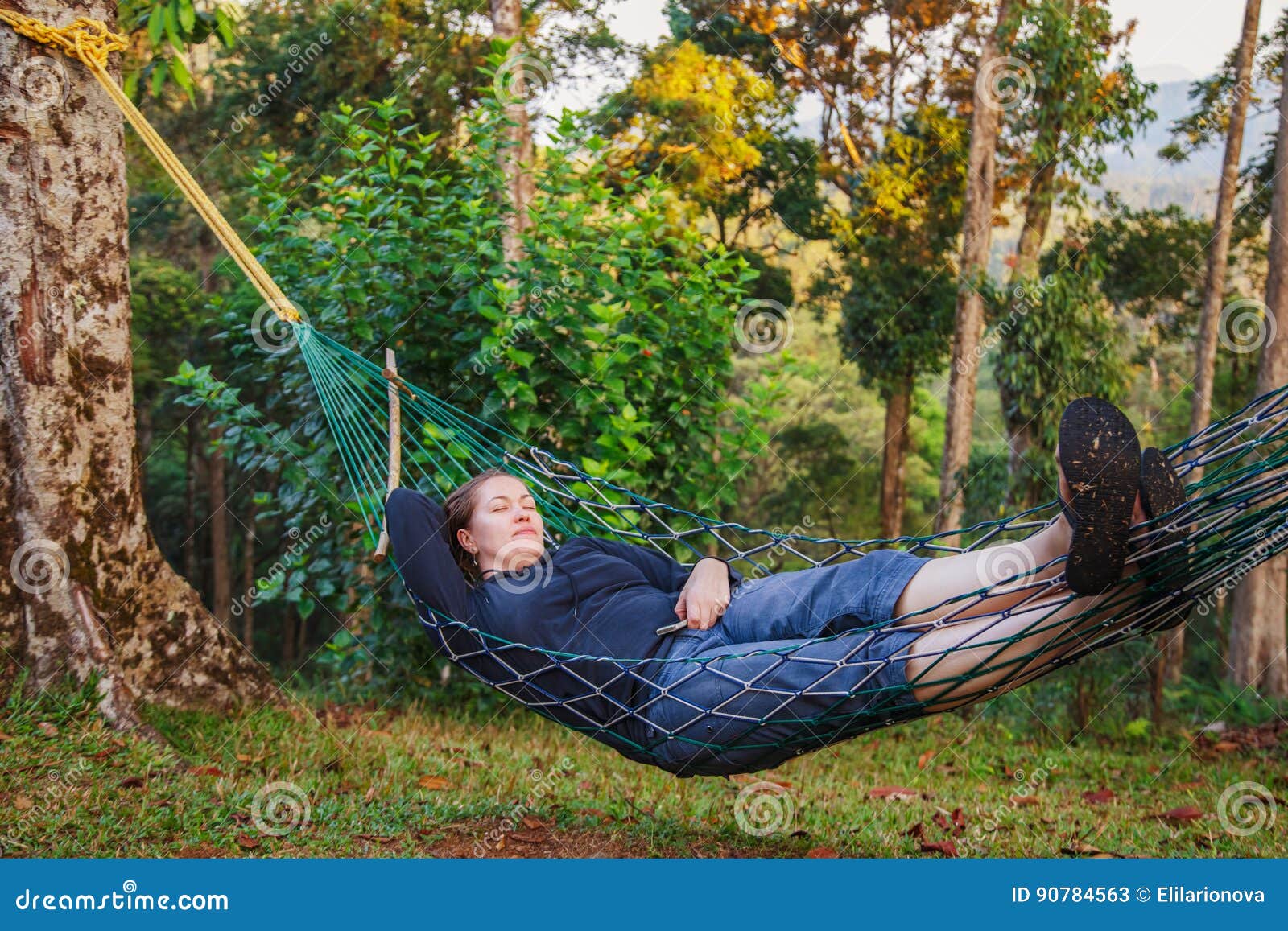 Mujer Que Descansa En Una Hamaca Imagen de archivo - Imagen de sunlight ...