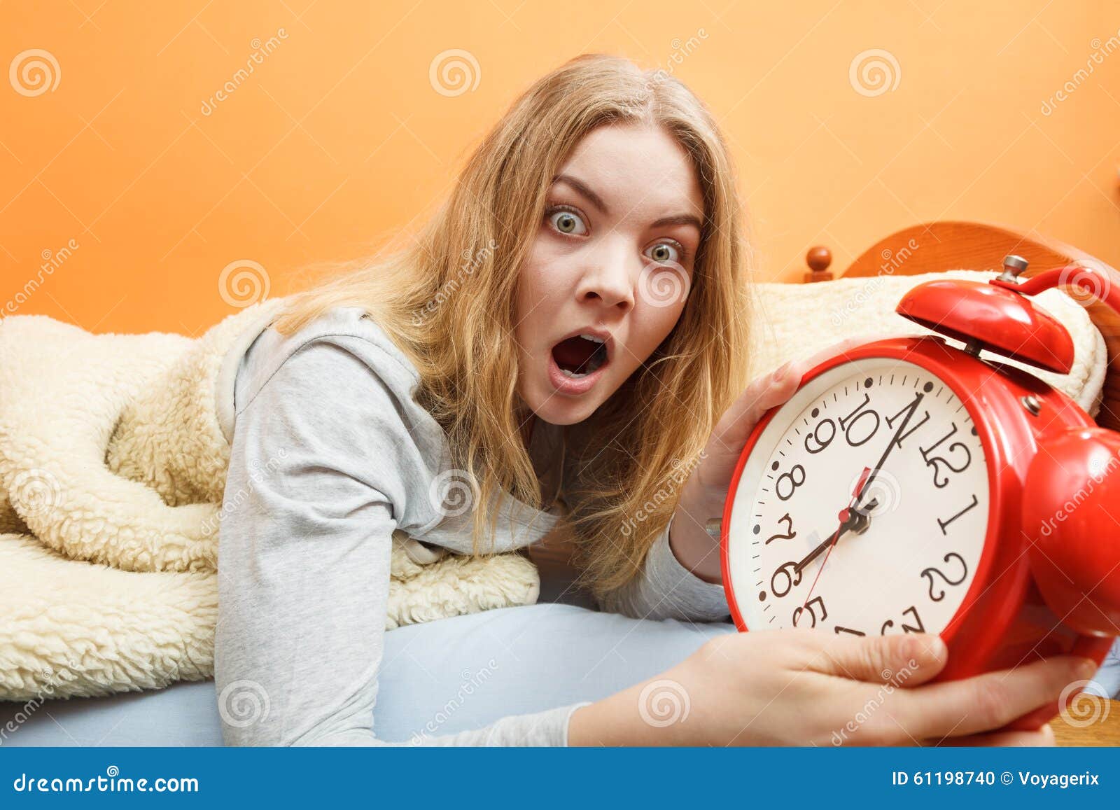 Mujer Que Despierta Tarde Apagando El Despertador Foto de archivo ...