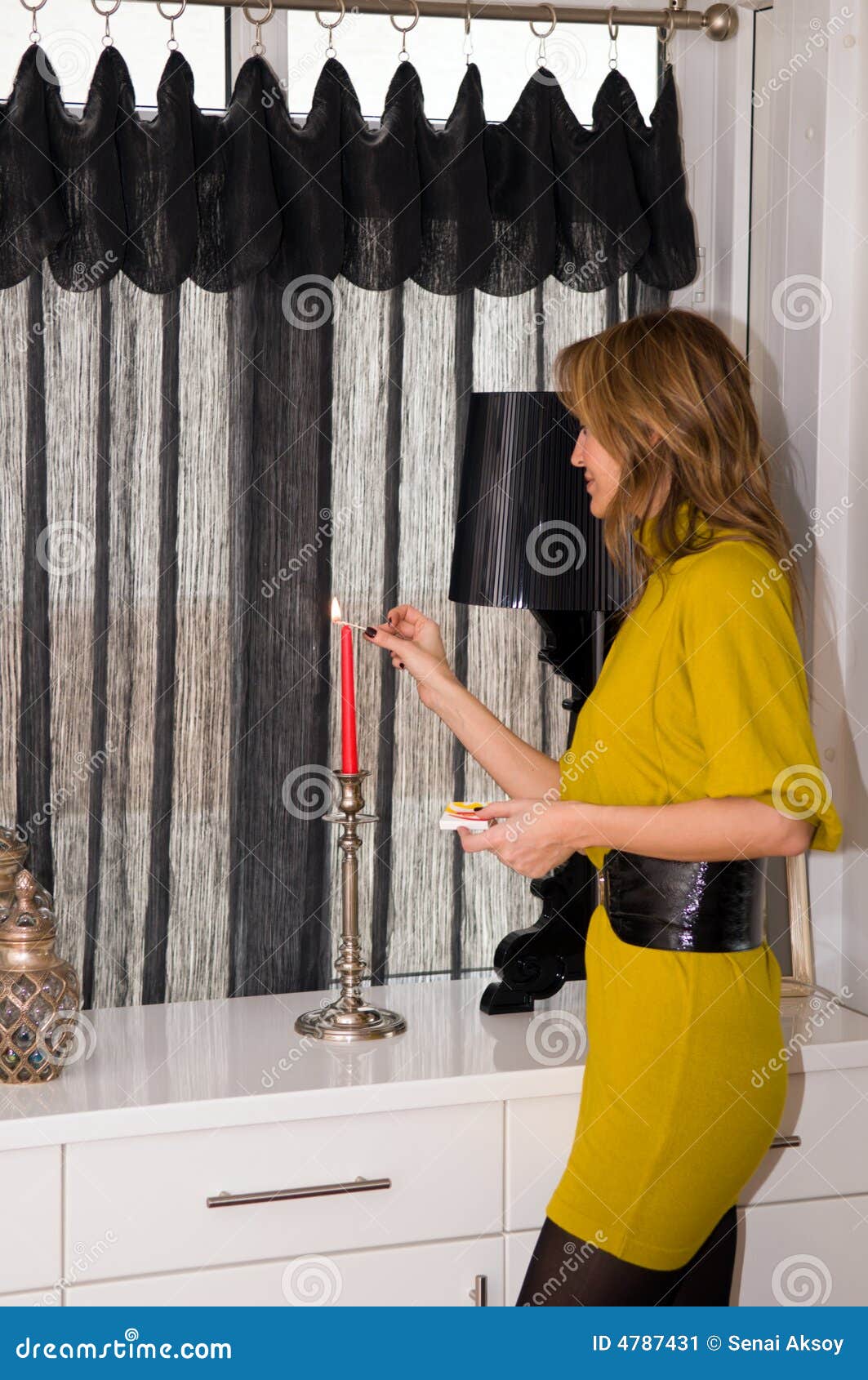 Mujer Que Enciende Una Vela Roja. Imagen de archivo - Imagen de soledad ... Mujer Que Enciende Una Vela Roja. Imagen de archivo - Imagen de soledad ...