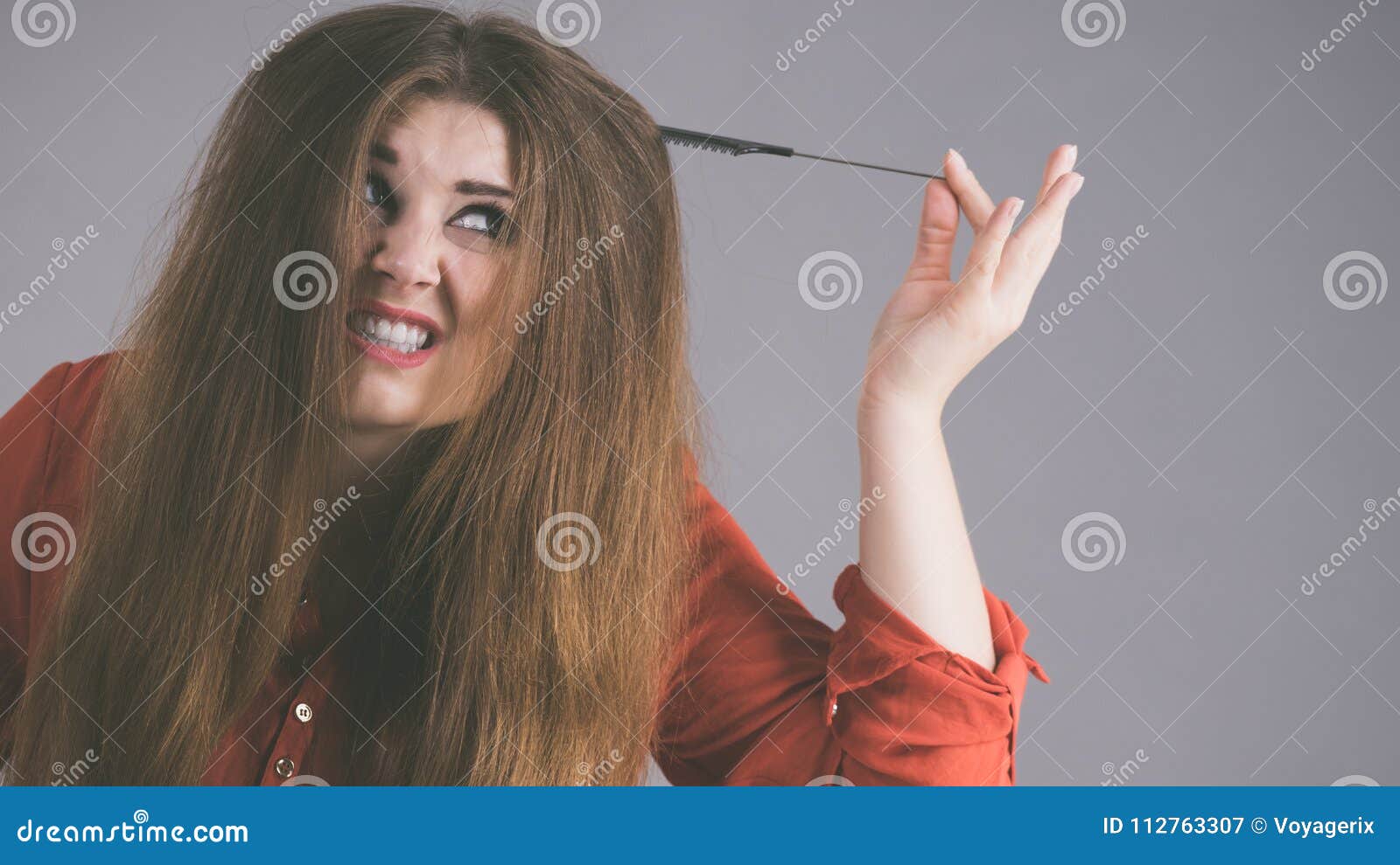 Mujer que enreda el pelo imagen de archivo. Imagen de enredo - 112763307