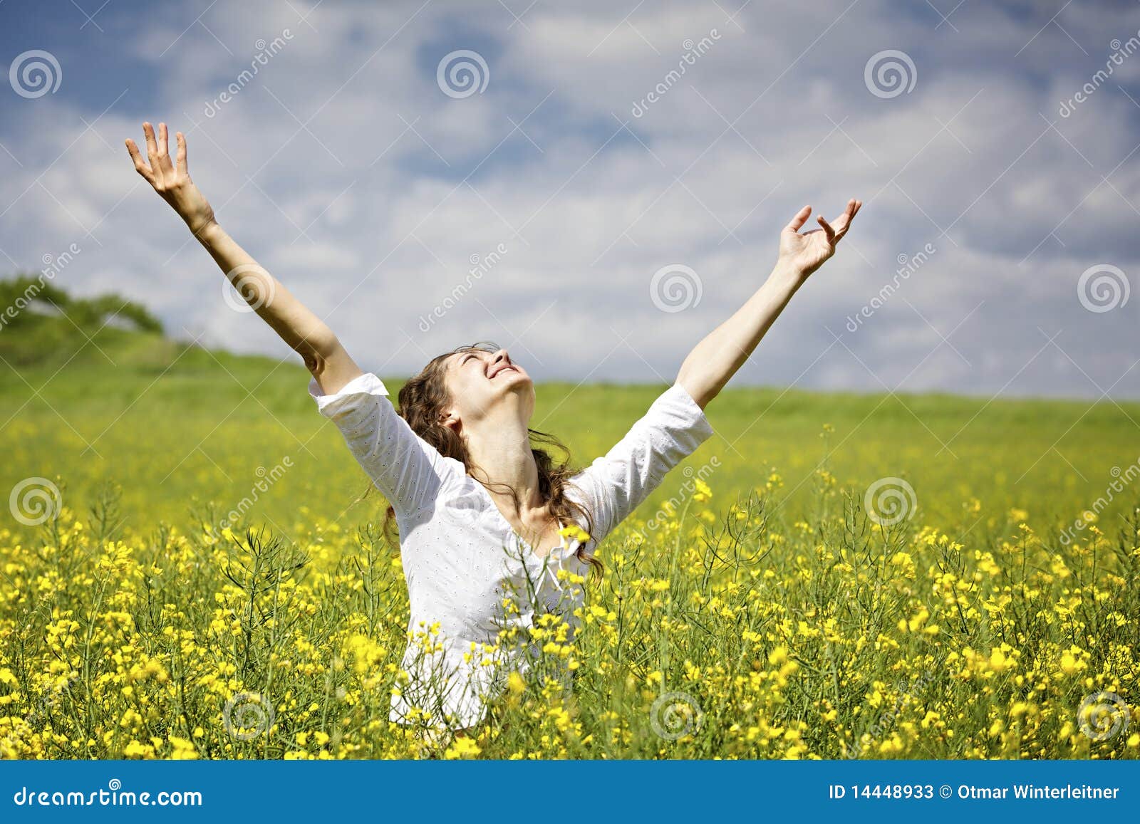 Mujer que es agradecida imagen de archivo. Imagen de paisaje - 14448933