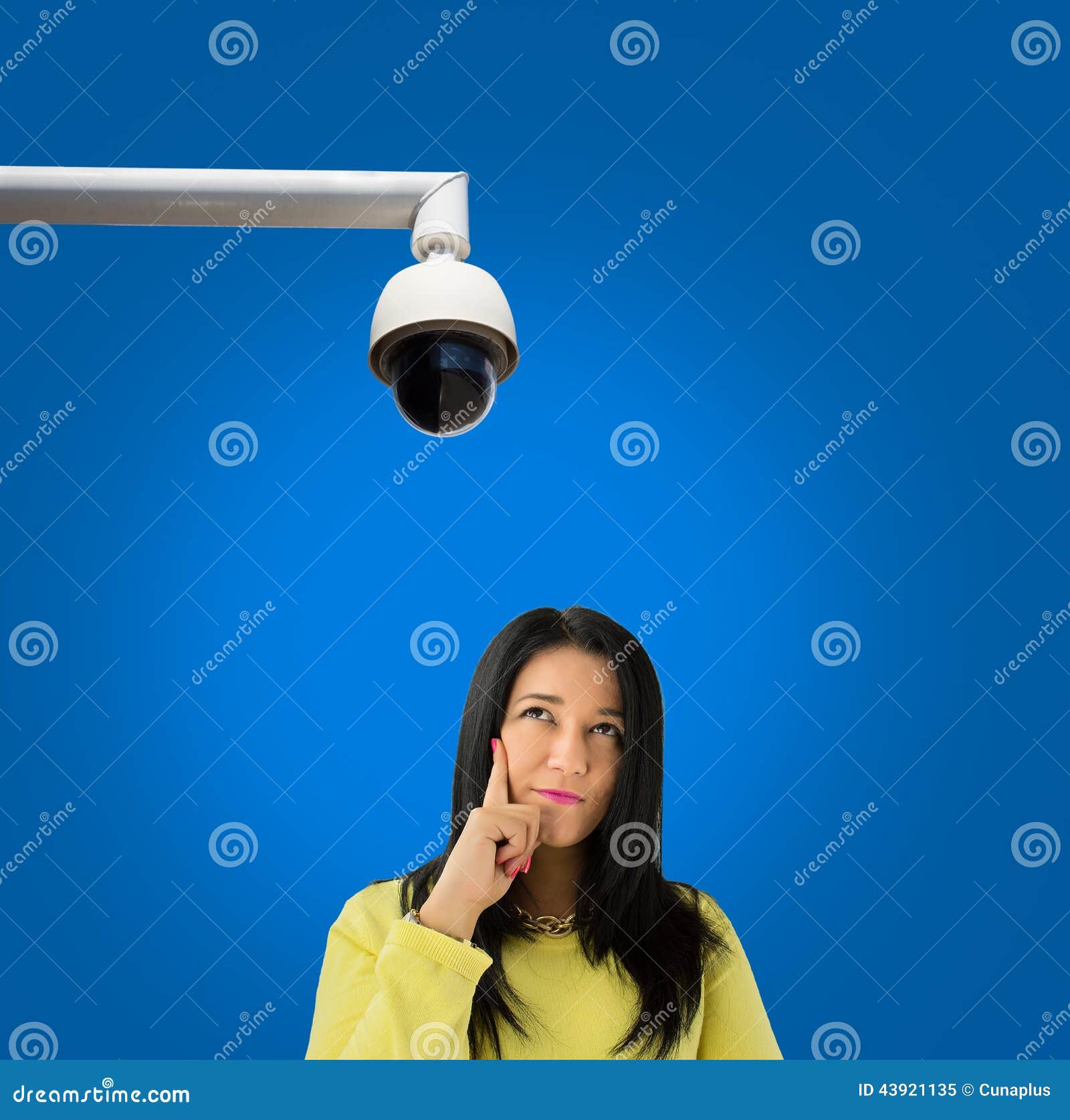 Mujer que es espiada imagen de archivo. Imagen de fondo - 43921135