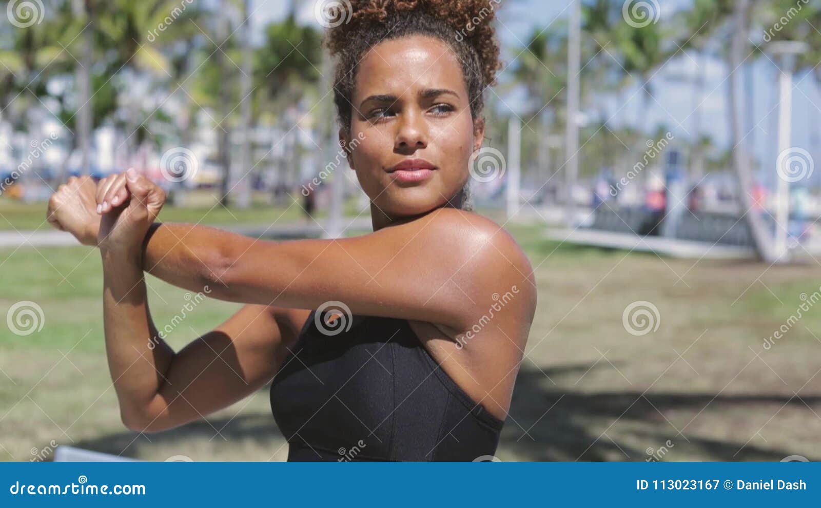 Mujer Que Estira El Brazo En Parque Almacen De Video - Vídeo de ...