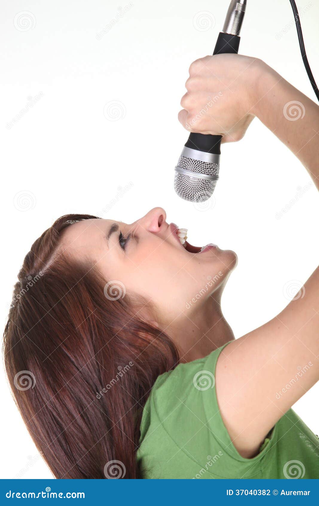 Mujer Que Grita En El Micrófono Foto de archivo - Imagen de cante ...