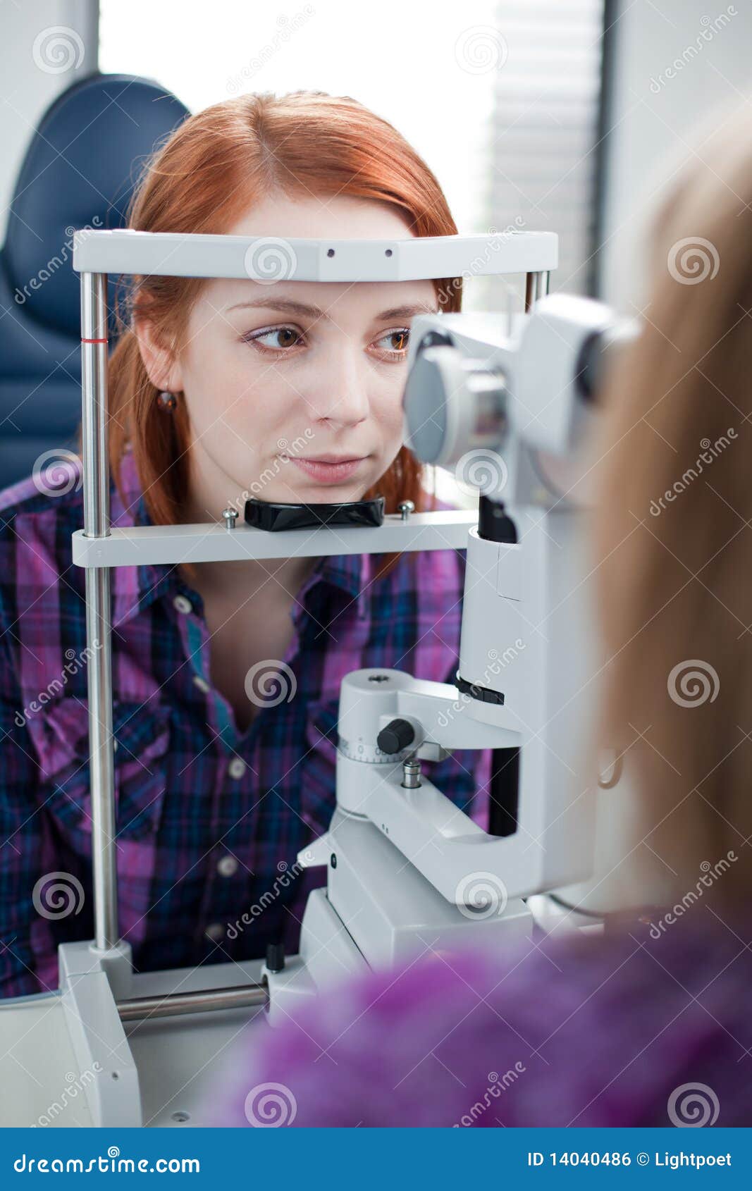 Mujer Que Hace Sus Ojos Examinar Foto de archivo - Imagen de muchacha ...