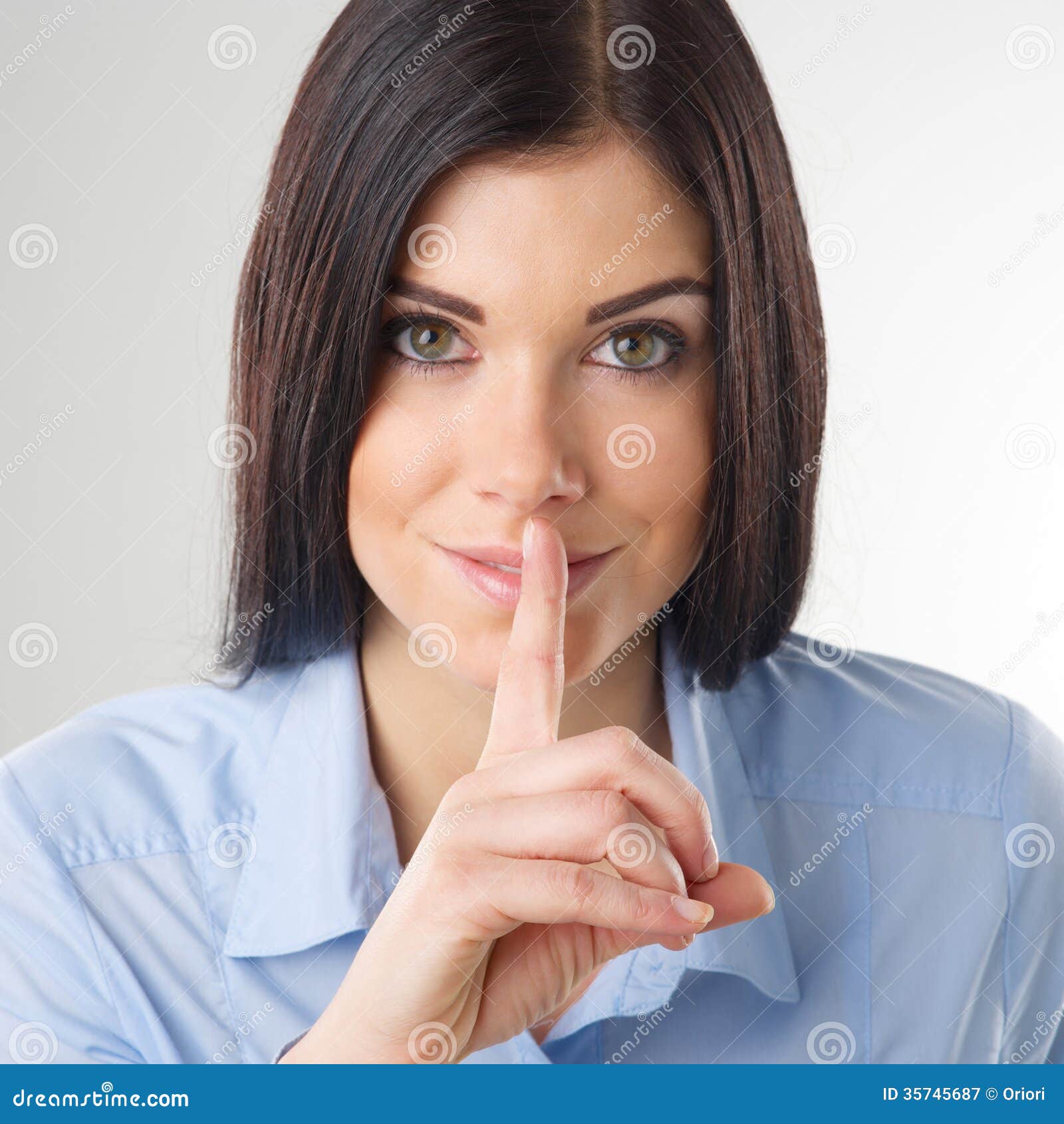 Mujer Que Hace Un Gesto Que Hace Callar Imagen de archivo - Imagen de ...