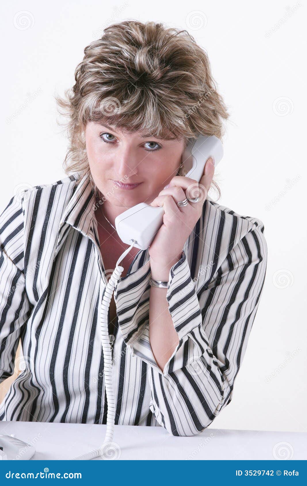 Mujer que hace una llamada foto de archivo. Imagen de fundas - 3529742