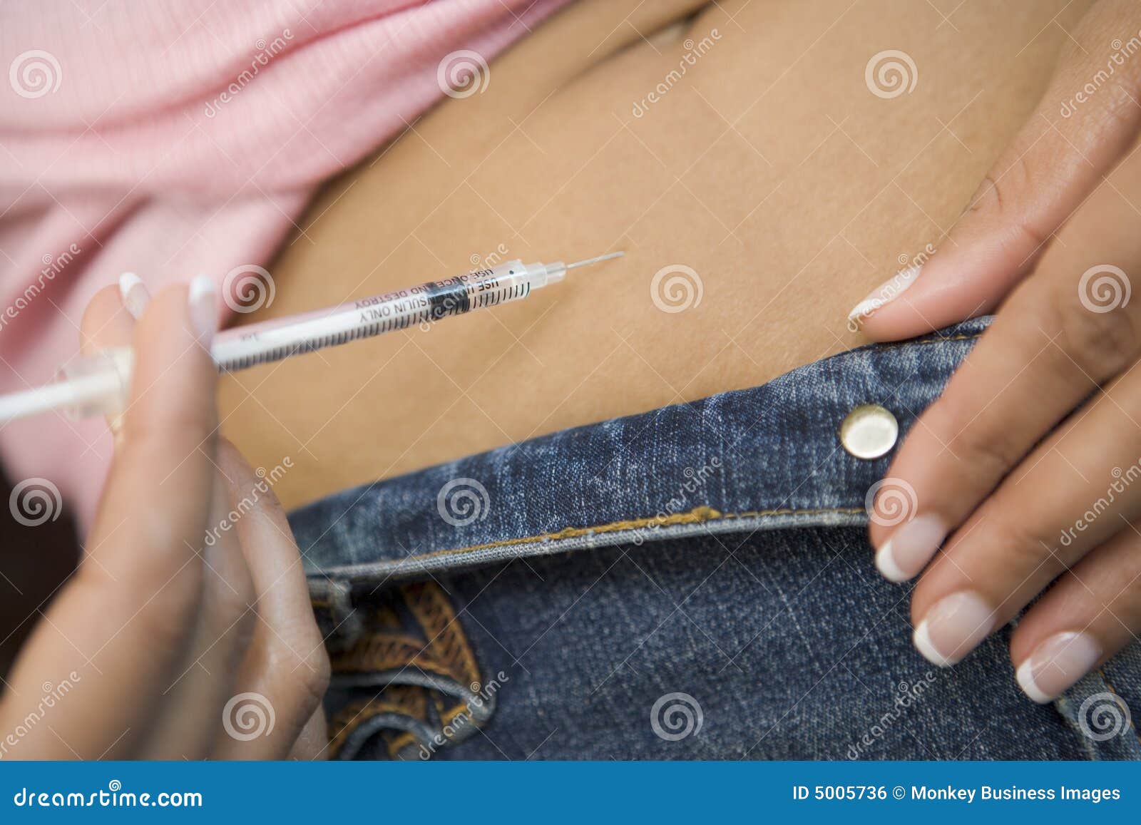 Mujer Que Inyecta Las Drogas Para Prepararse Para El Tratamiento De IVF ...