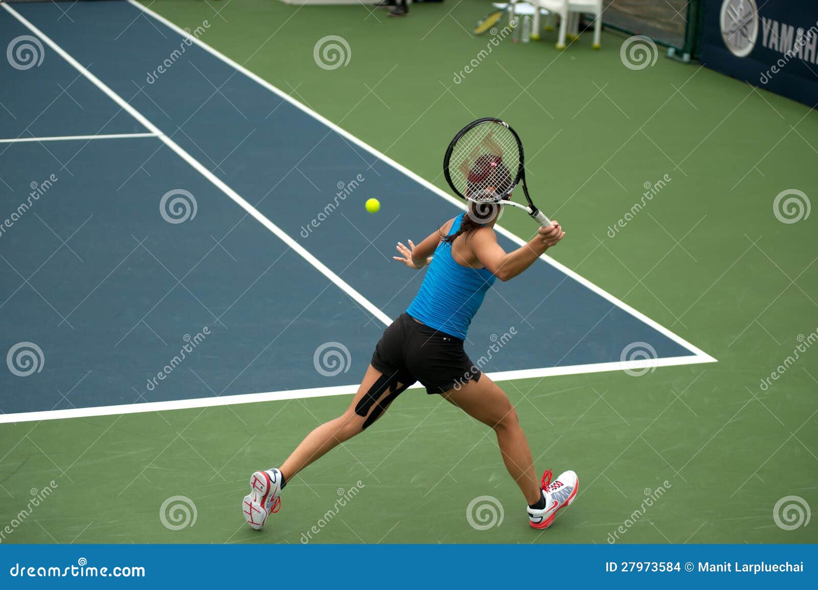 Mujer que juega a tenis. imagen de archivo editorial. Imagen de ...