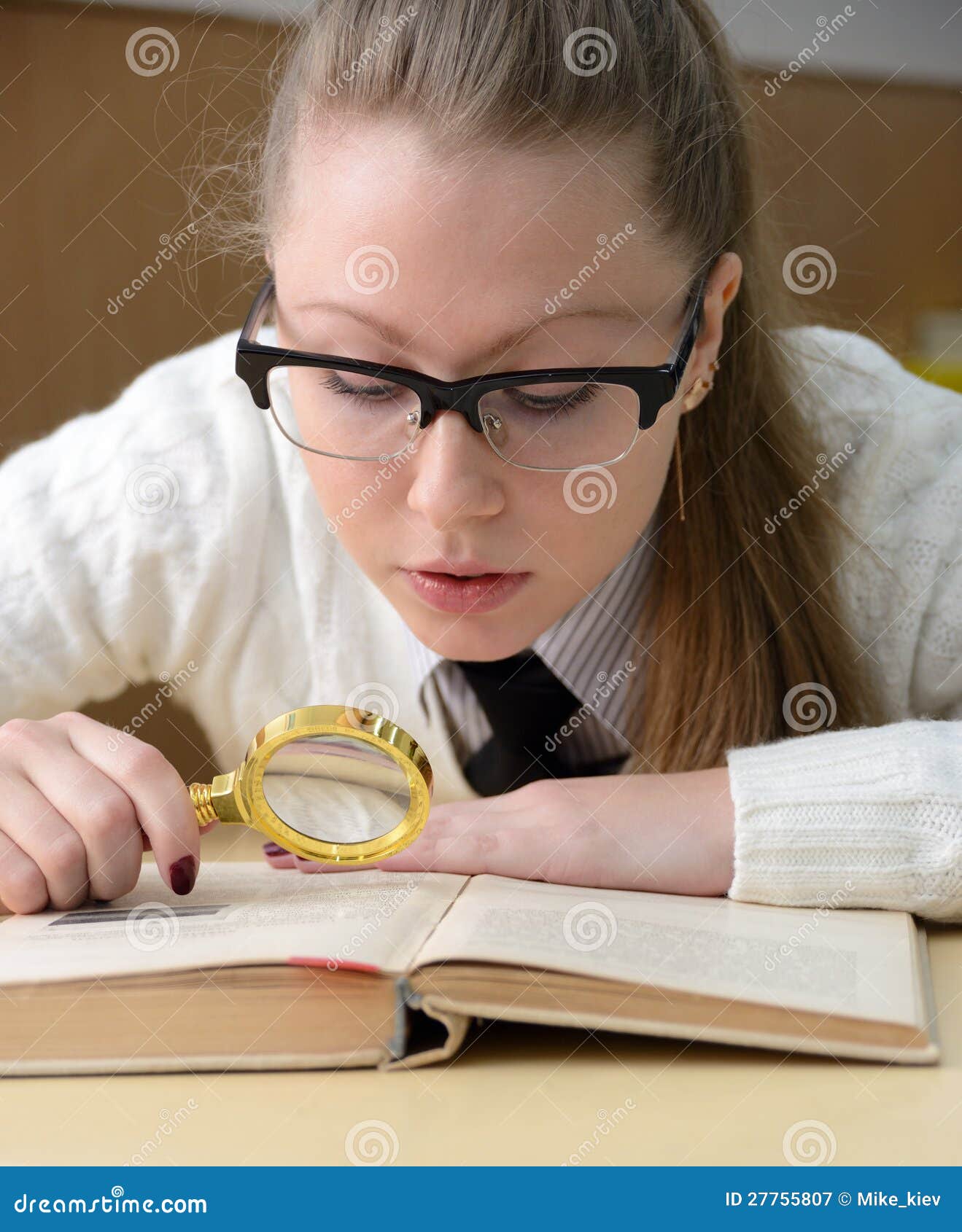 Mujer Que Lee Un Libro Con Una Lupa Imagen de archivo - Imagen de ...