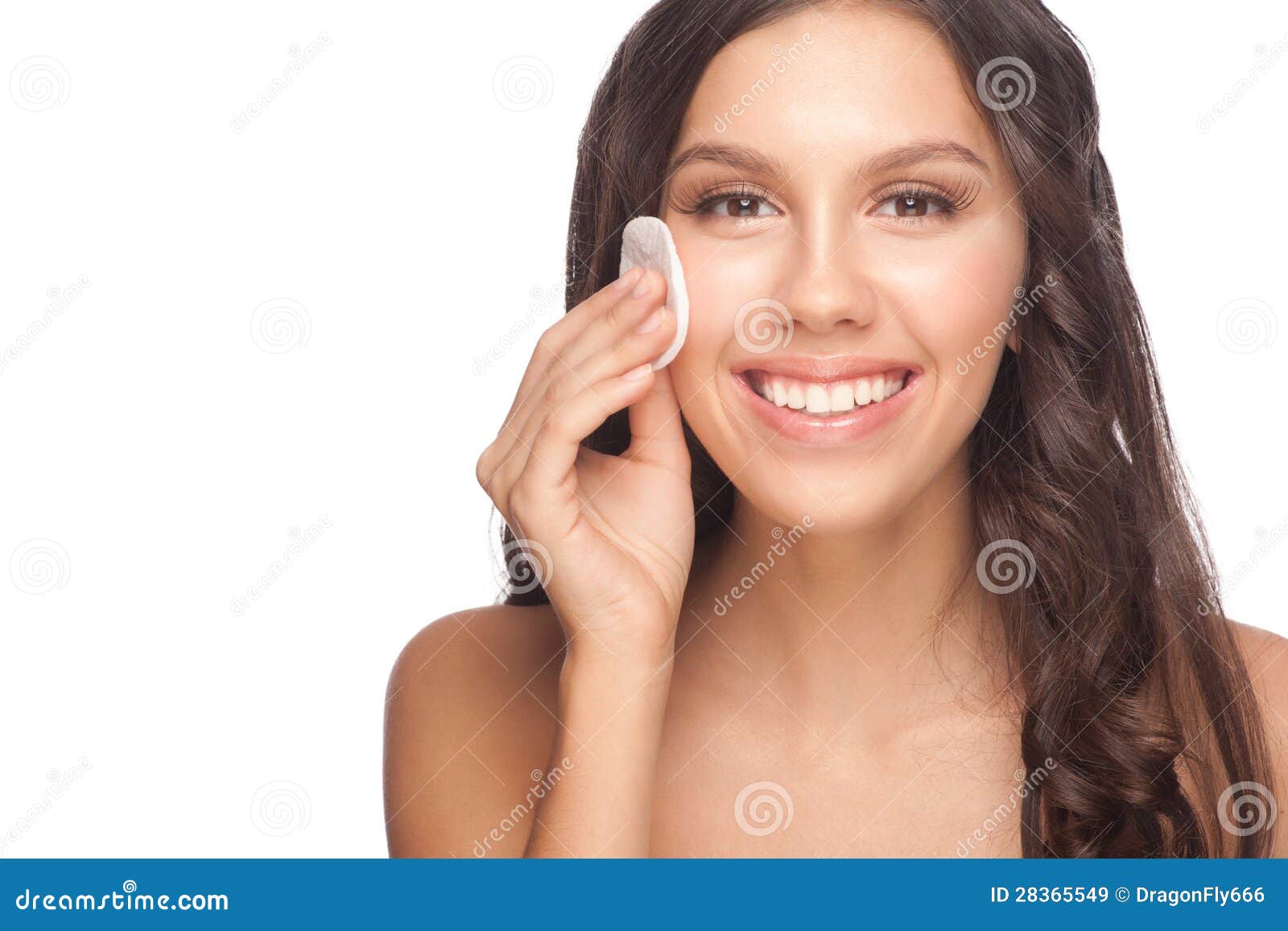 Mujer que limpia su cara imagen de archivo. Imagen de hembra - 28365549