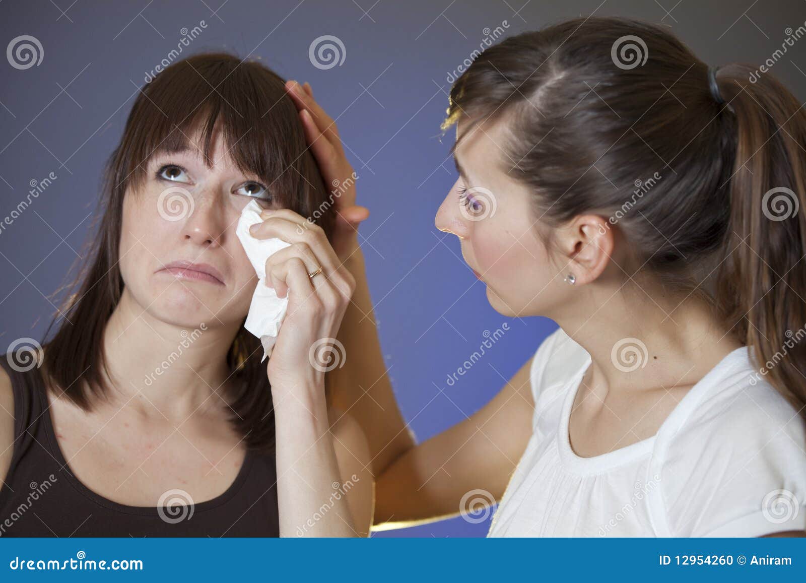 Mujer que llora foto de archivo. Imagen de cara, lazo - 12954260