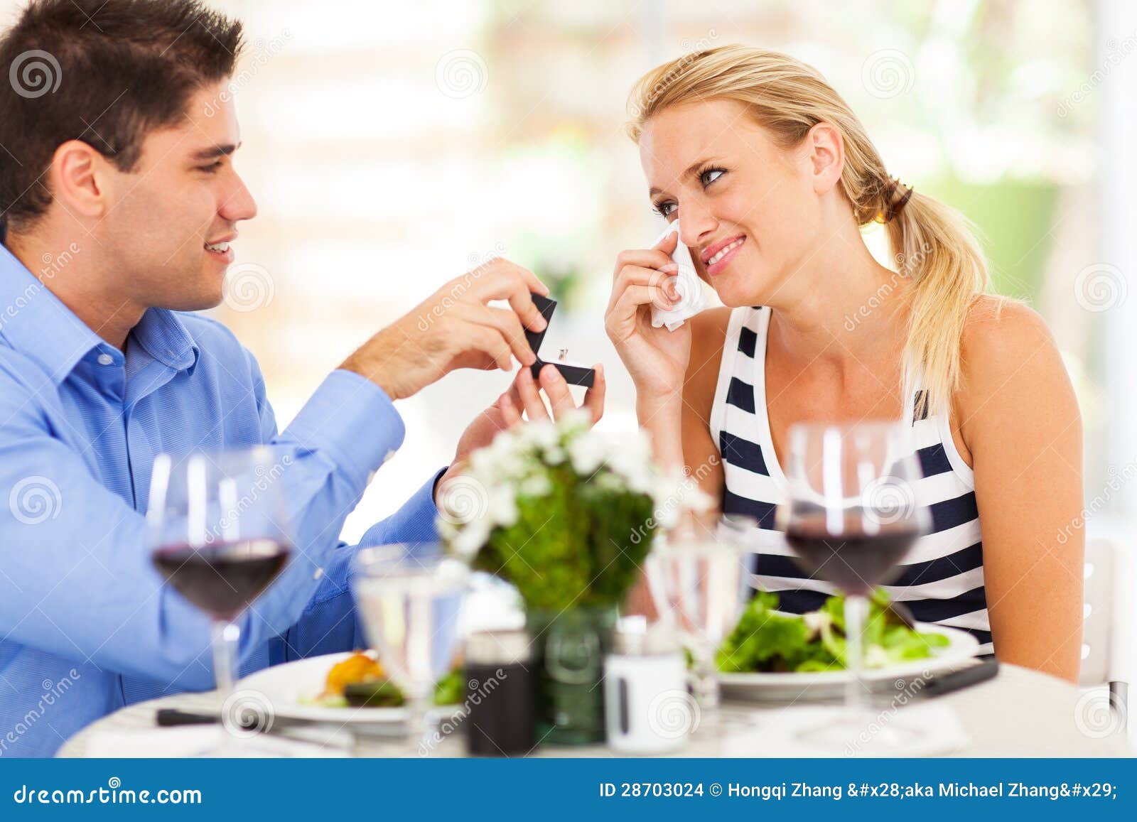 Mujer Que Llora Cuando El Novio Propuso Foto de archivo - Imagen de ...