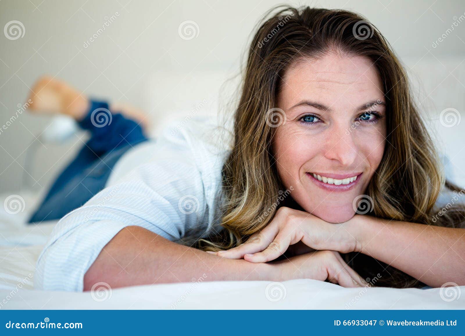 Mujer Que Miente En Su Sonrisa De La Cama Imagen De Archivo Imagen De