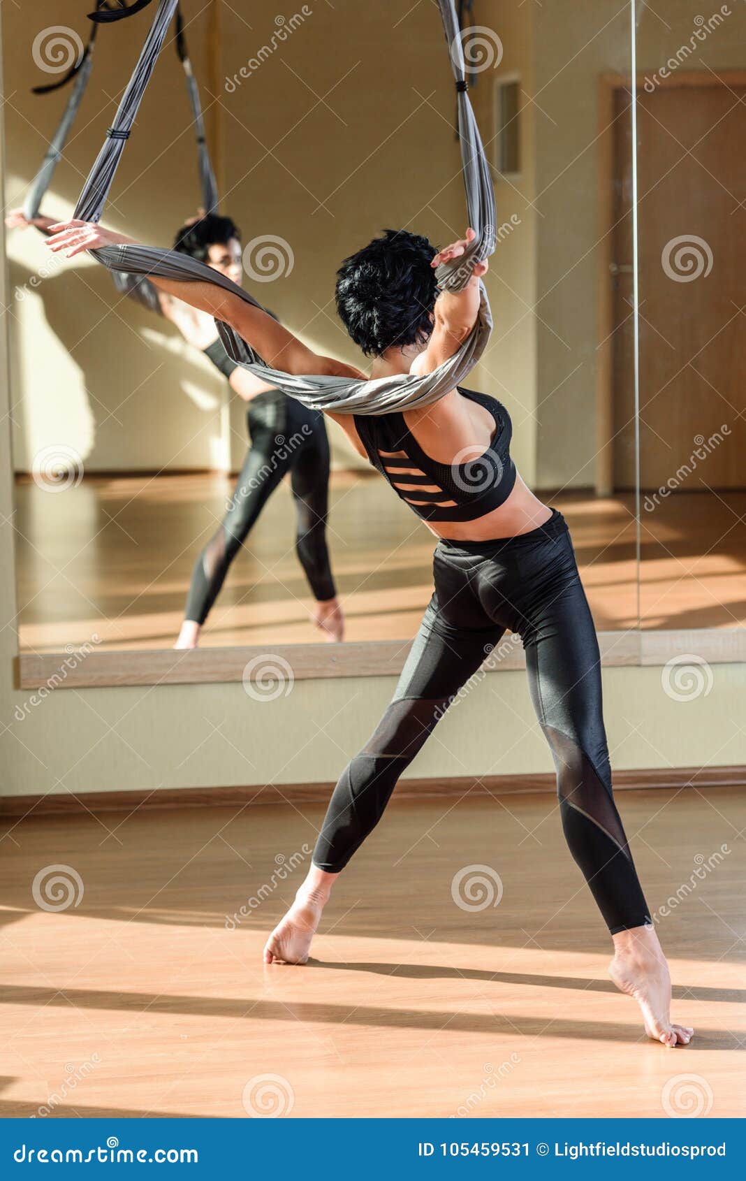 Mujer Que Practica Danza Aérea Acrobática Imagen de archivo - Imagen de ...