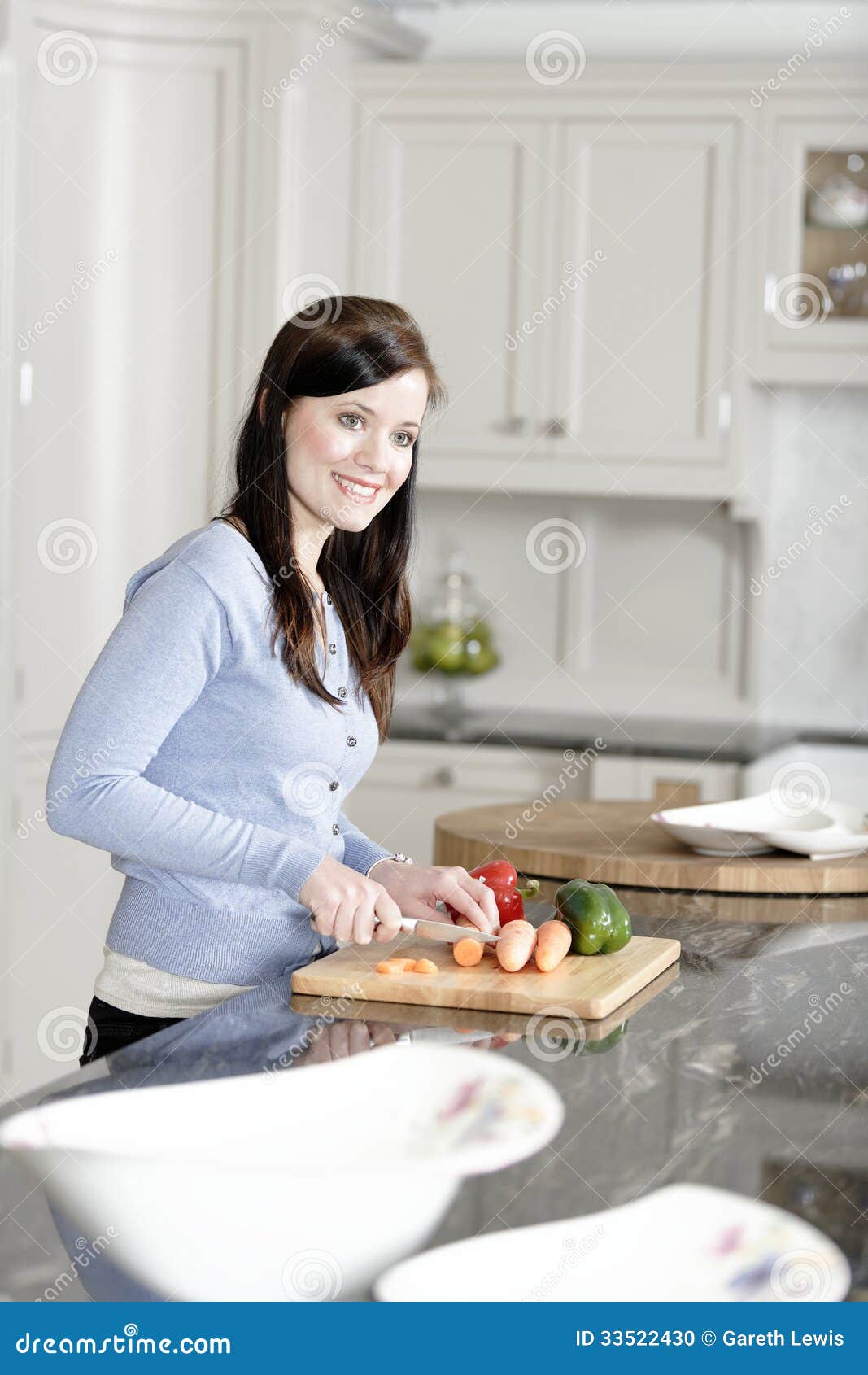 Mujer Que Prepara Una Comida En La Cocina Foto de archivo - Imagen de ...