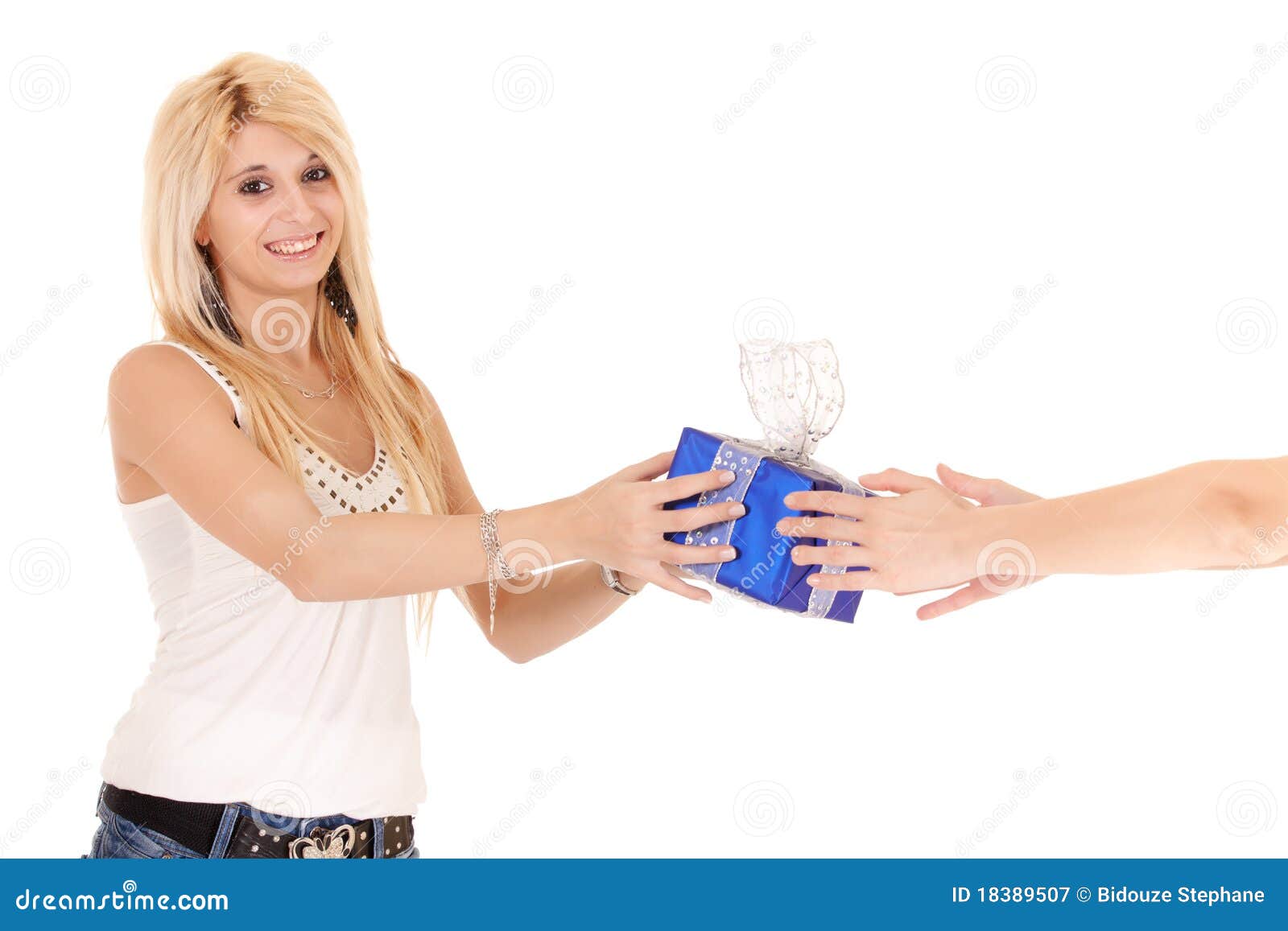 Mujer que recibe el regalo imagen de archivo. Imagen de rubio - 18389507