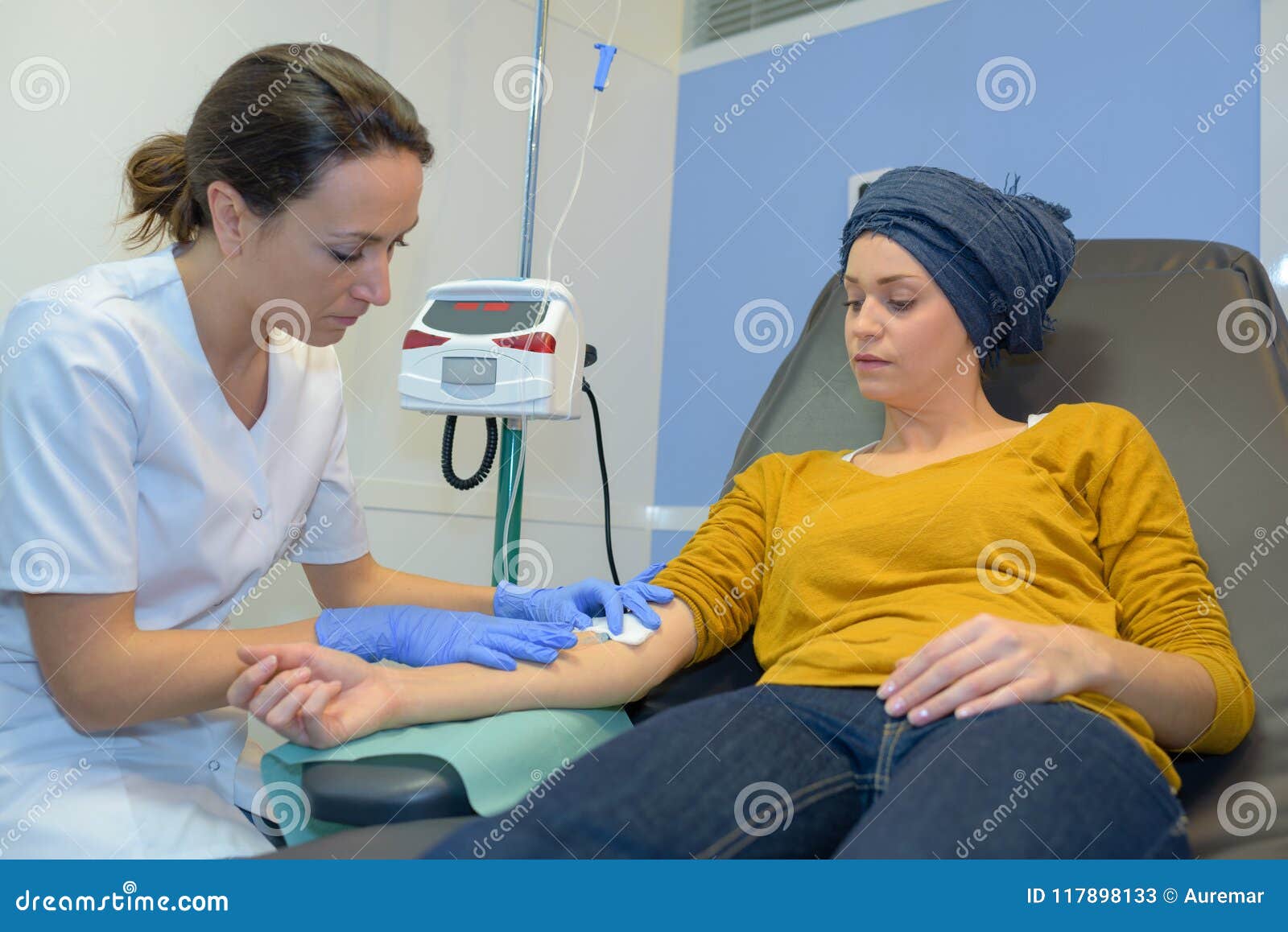 Mujer Que Recibe Una Quimioterapia Imagen de archivo - Imagen de ...