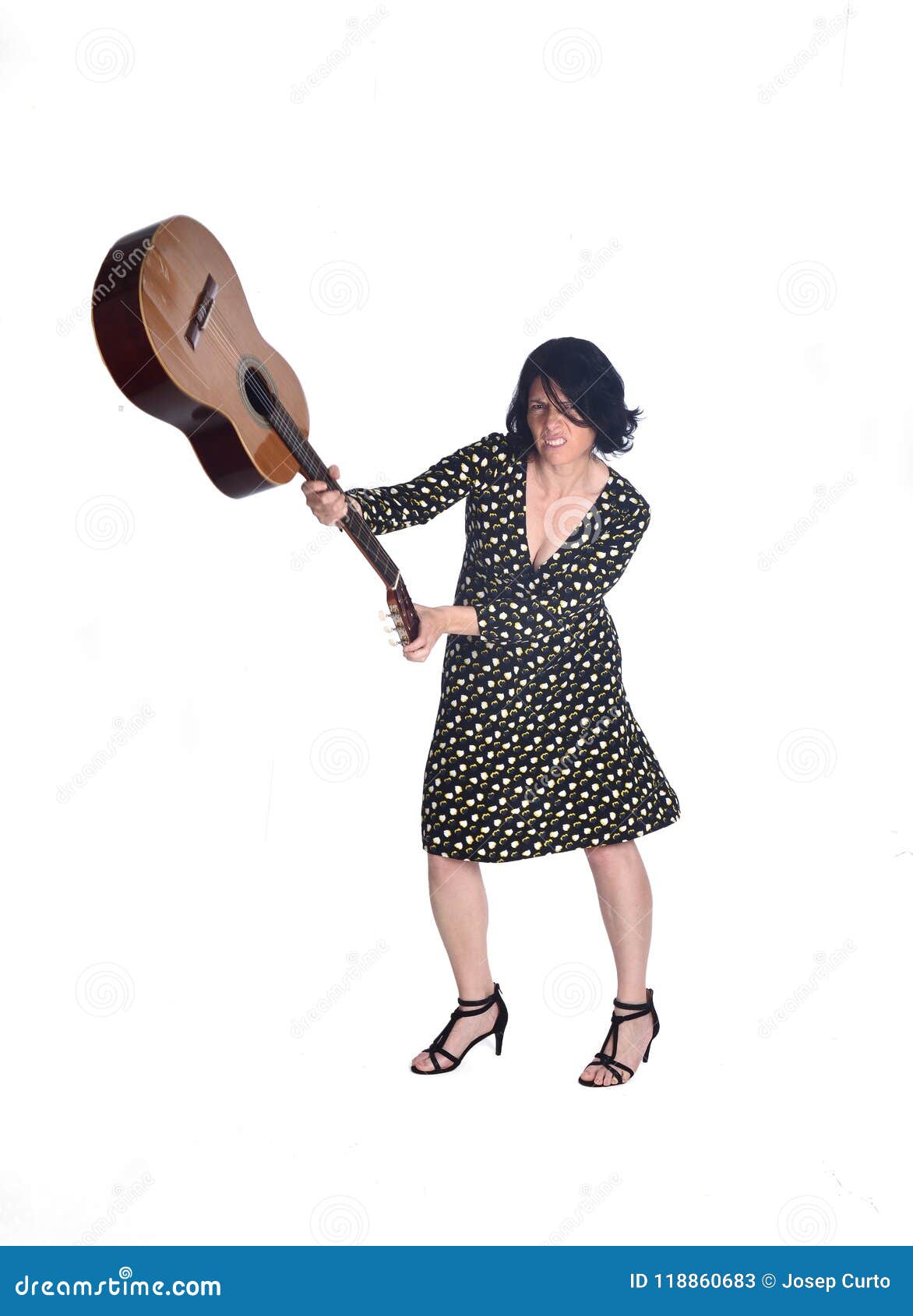 Mujer Que Rompe Una Guitarra En Blanco Imagen de archivo - Imagen de ... Mujer Que Rompe Una Guitarra En Blanco Imagen de archivo - Imagen de ...