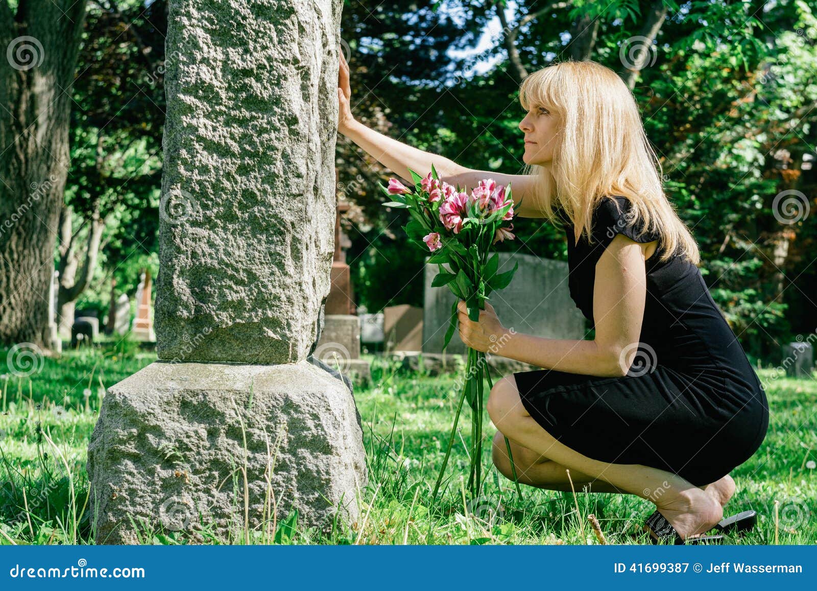 Mujer Que Se Aflige En El Sepulcro Imagen de archivo - Imagen de flor ...