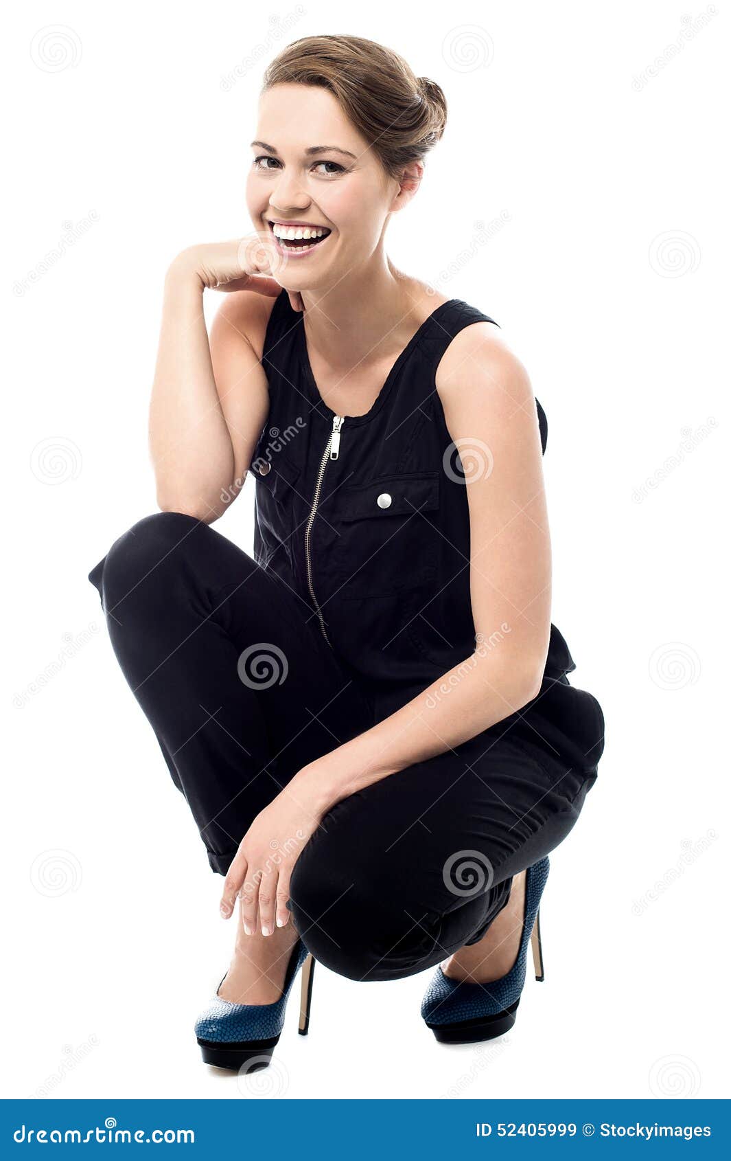 Mujer Que Se Agacha Aislada Sobre Blanco Imagen de archivo - Imagen de ...