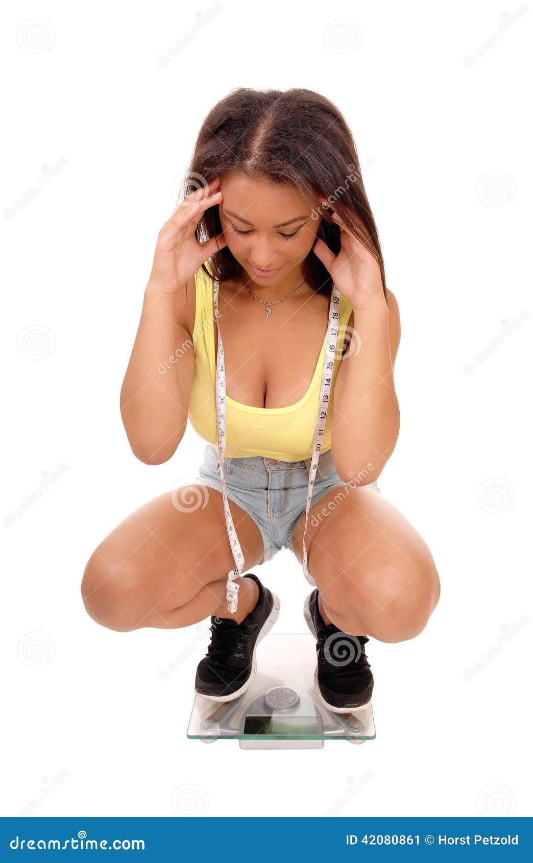 Mujer Que Se Agacha En Escala Imagen De Archivo Imagen De Cinta Hembra 42080861