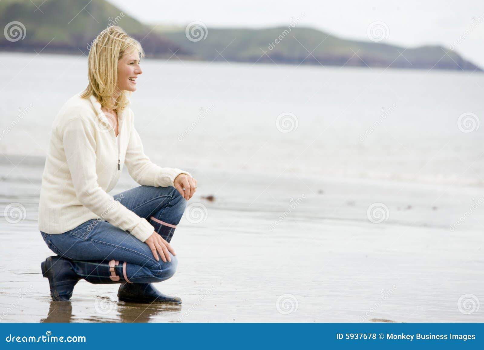 Mujer Que Se Agacha En La Playa Foto de archivo - Imagen de copia ...