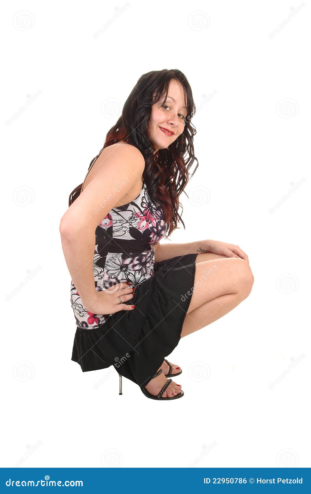 Mujer Que Se Agacha En Suelo. Foto de archivo - Imagen de belleza ...