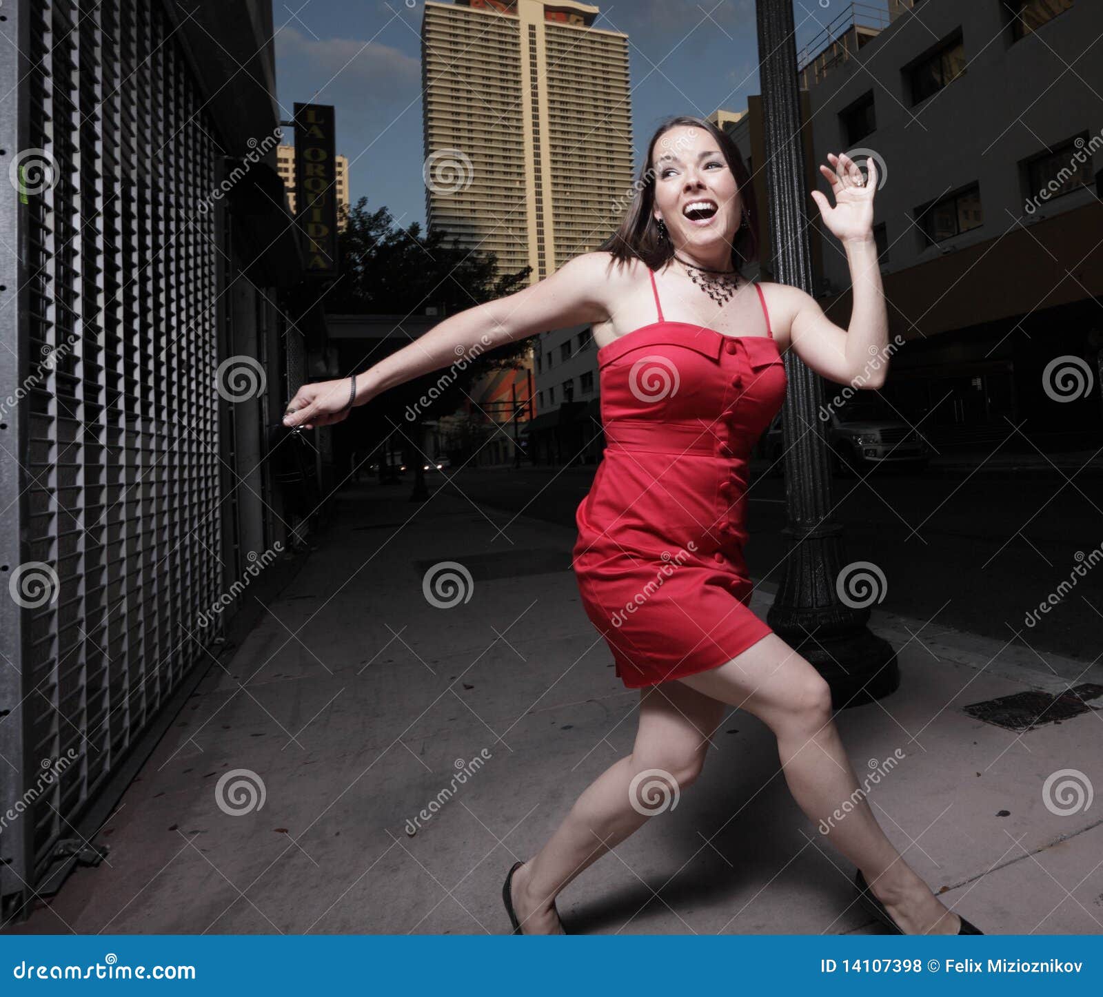 Mujer que se ejecuta lejos foto de archivo. Imagen de noche - 14107398