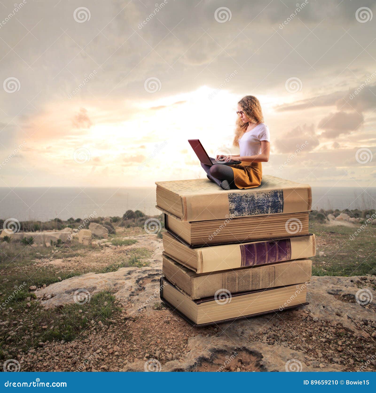 Mujer Que Se Sienta En Los Libros Foto de archivo - Imagen de internet ...