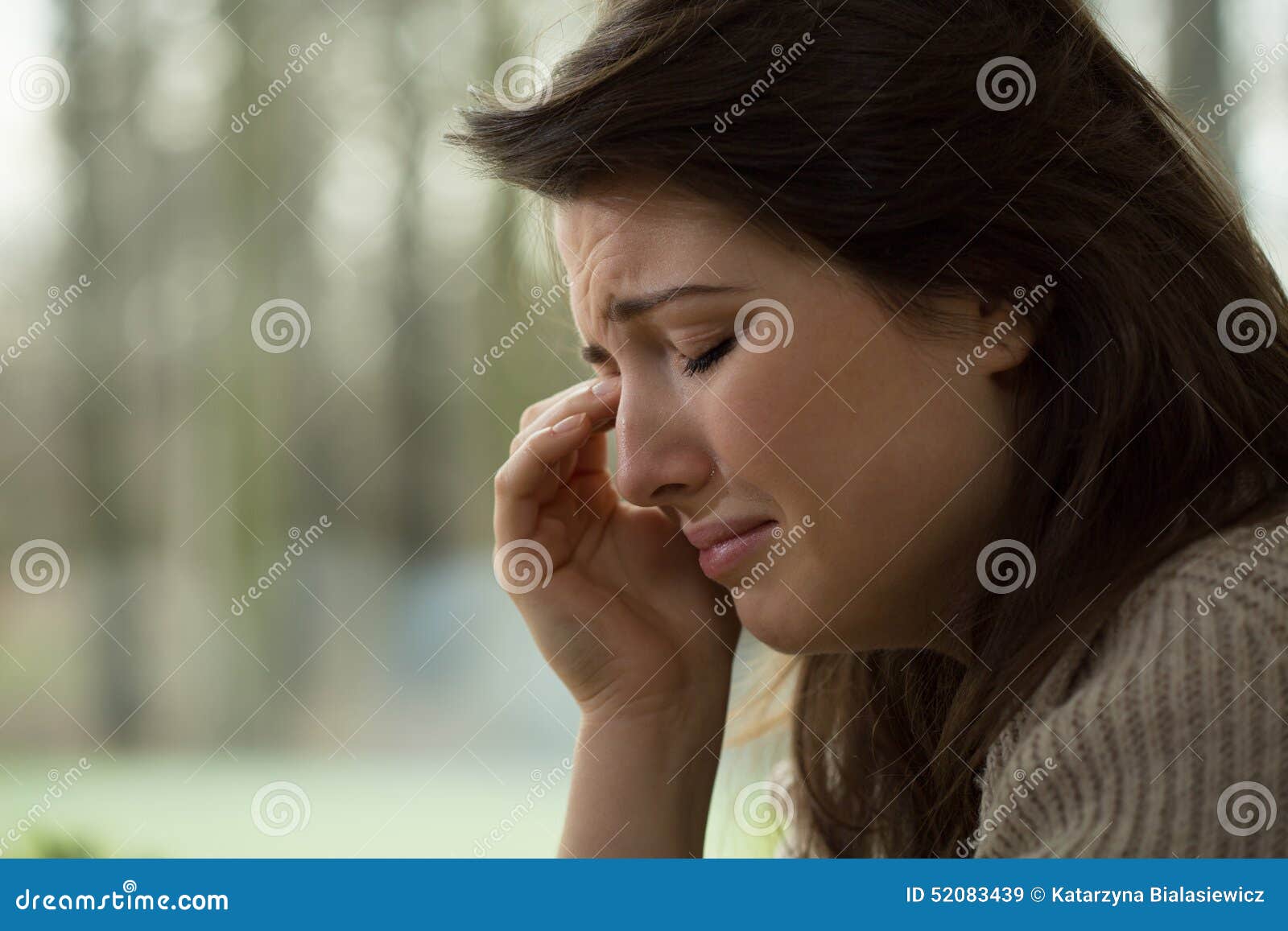 Mujer que solloza imagen de archivo. Imagen de atractivo - 52083439