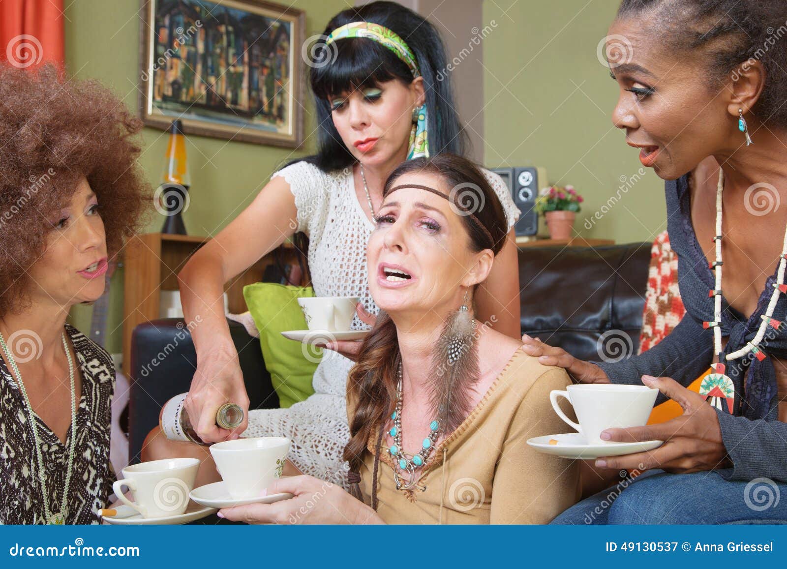 Mujer Que Solloza Con Los Amigos Y El Alcohol Imagen de archivo ...