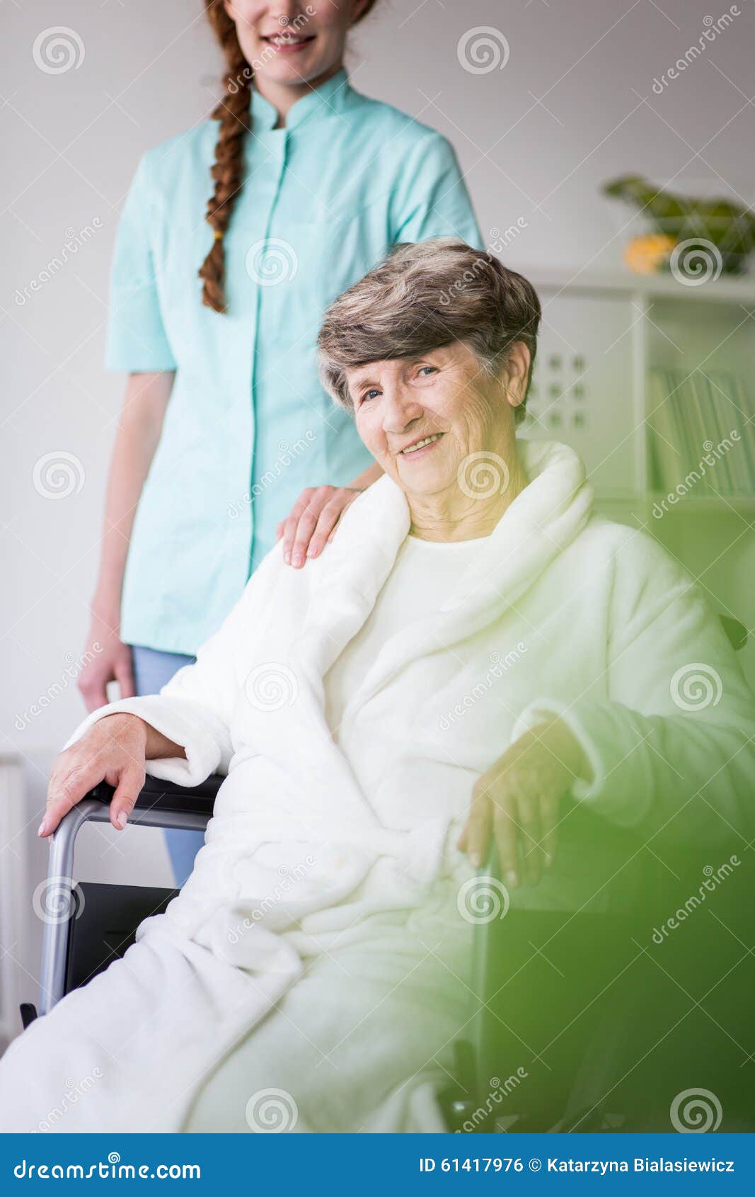 Mujer Que Tiene Cuidado De Propiedad Privada Foto de archivo - Imagen ...