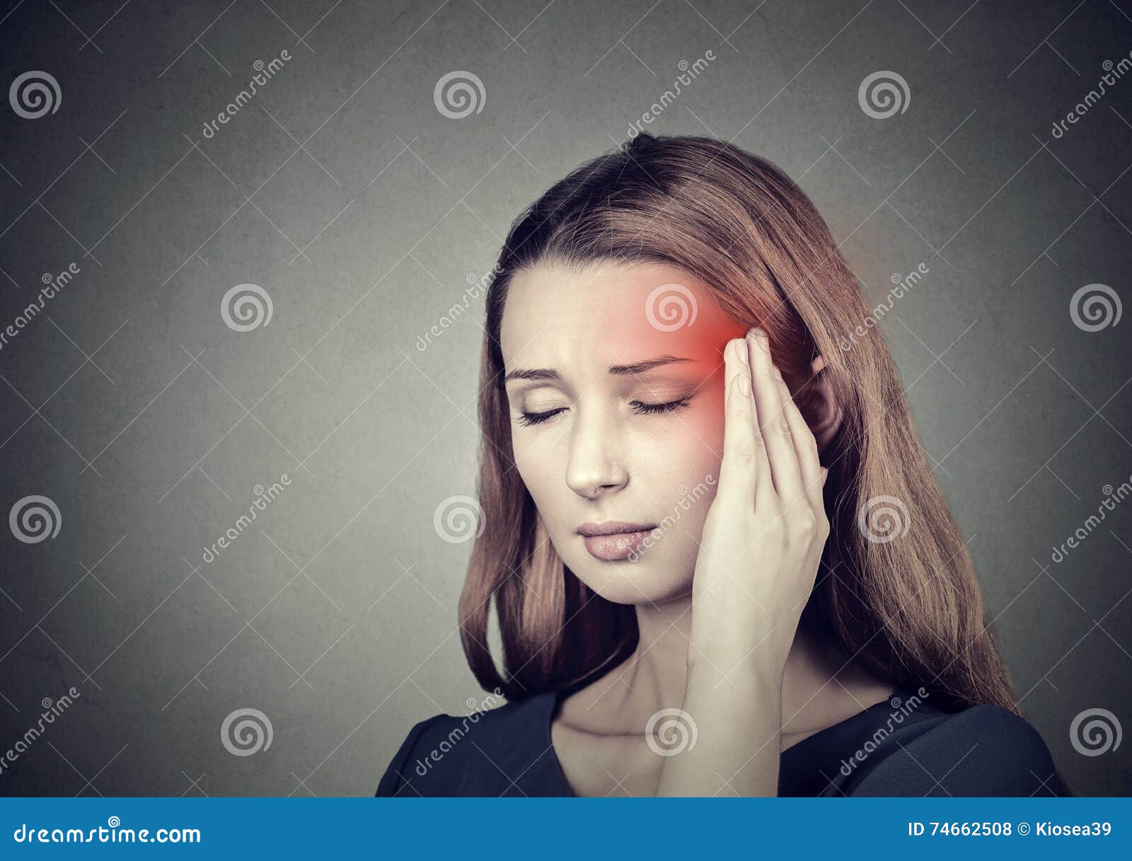 Mujer Que Tiene Dolor De Cabeza, Jaqueca Foto de archivo - Imagen de ...